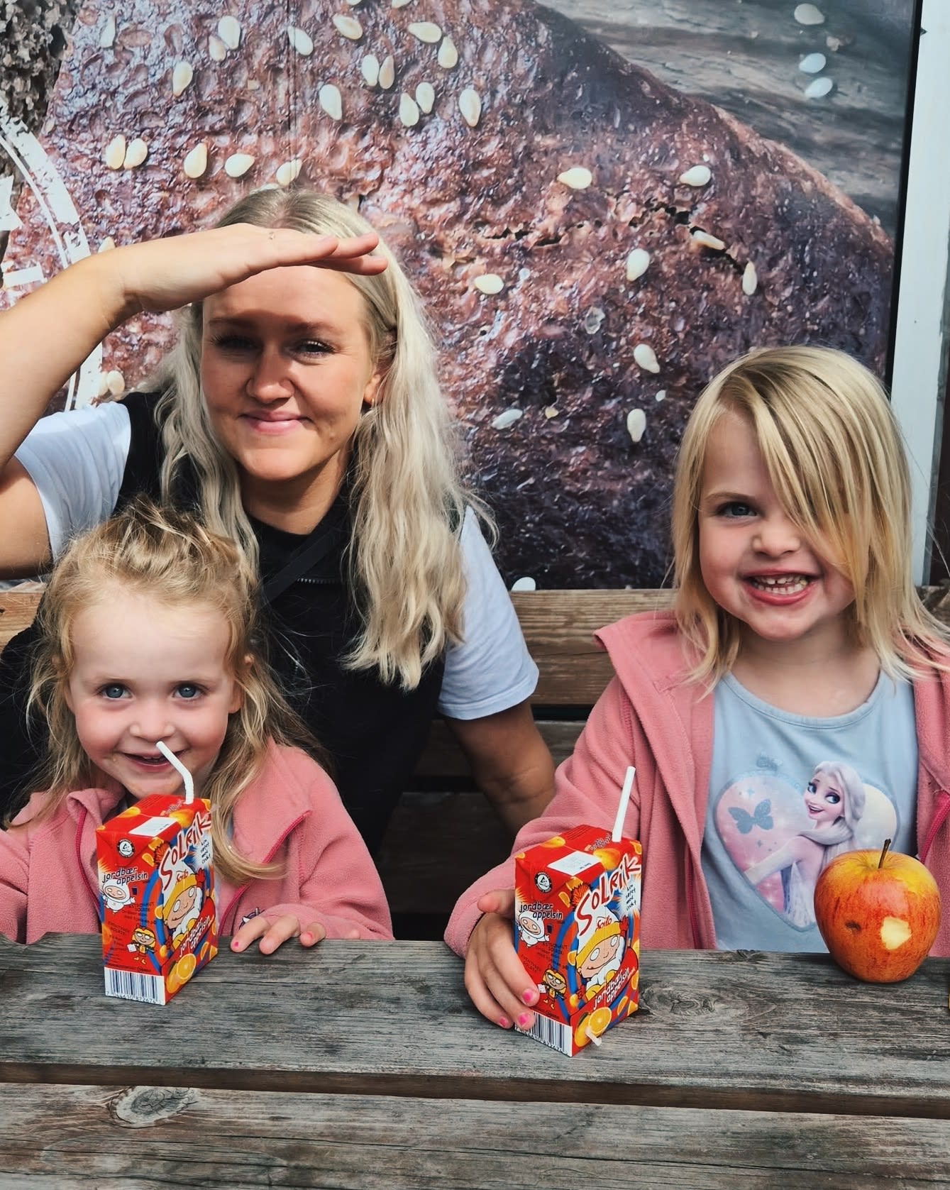 Anne Line (32), Emilie (3) og Nora (4) fann giftig manet på Stord - sunnhordland.no
