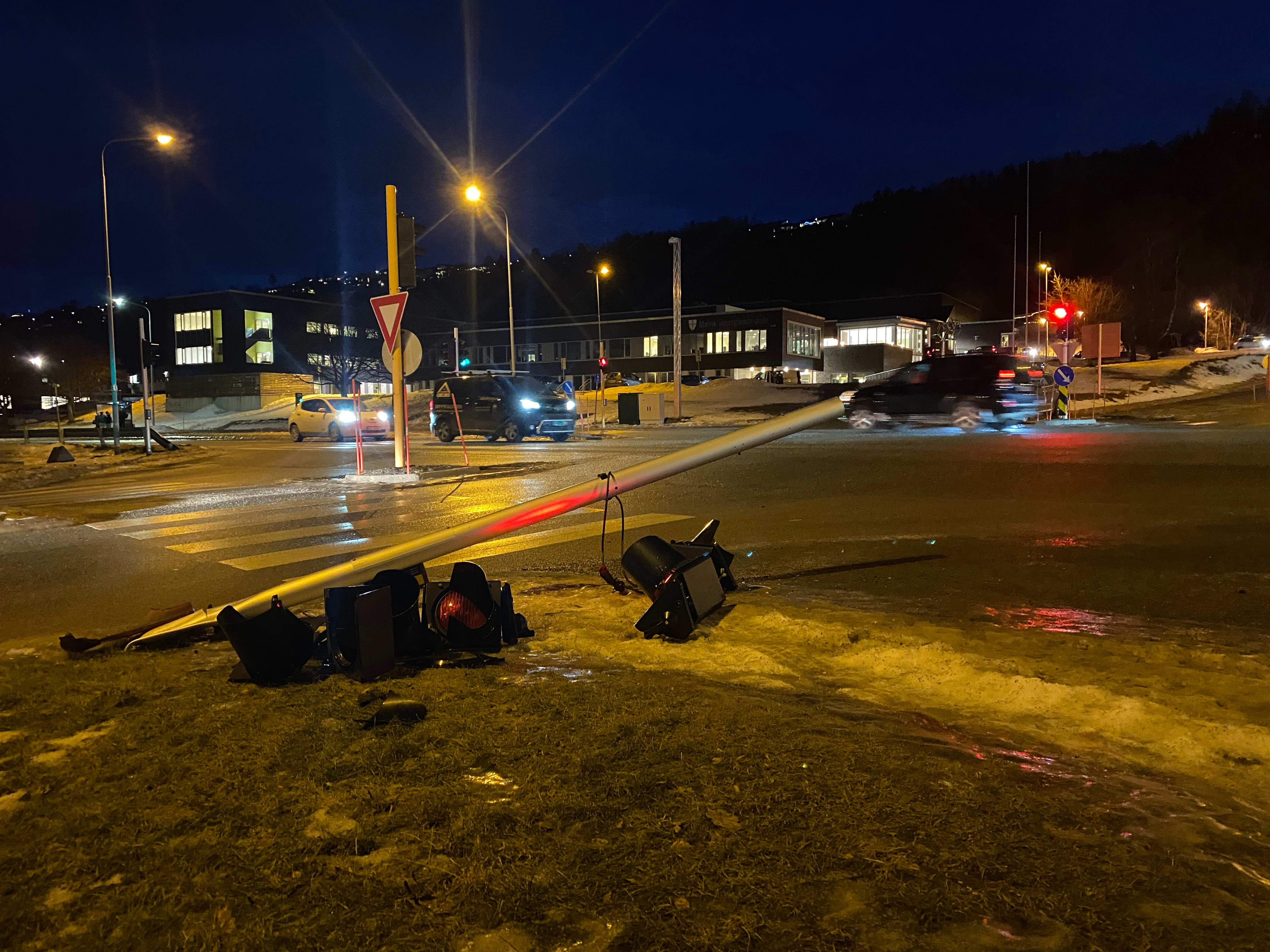 Kolliderte i bil og kjørte på trafikklys - tar førerkortbeslag - bladet.no