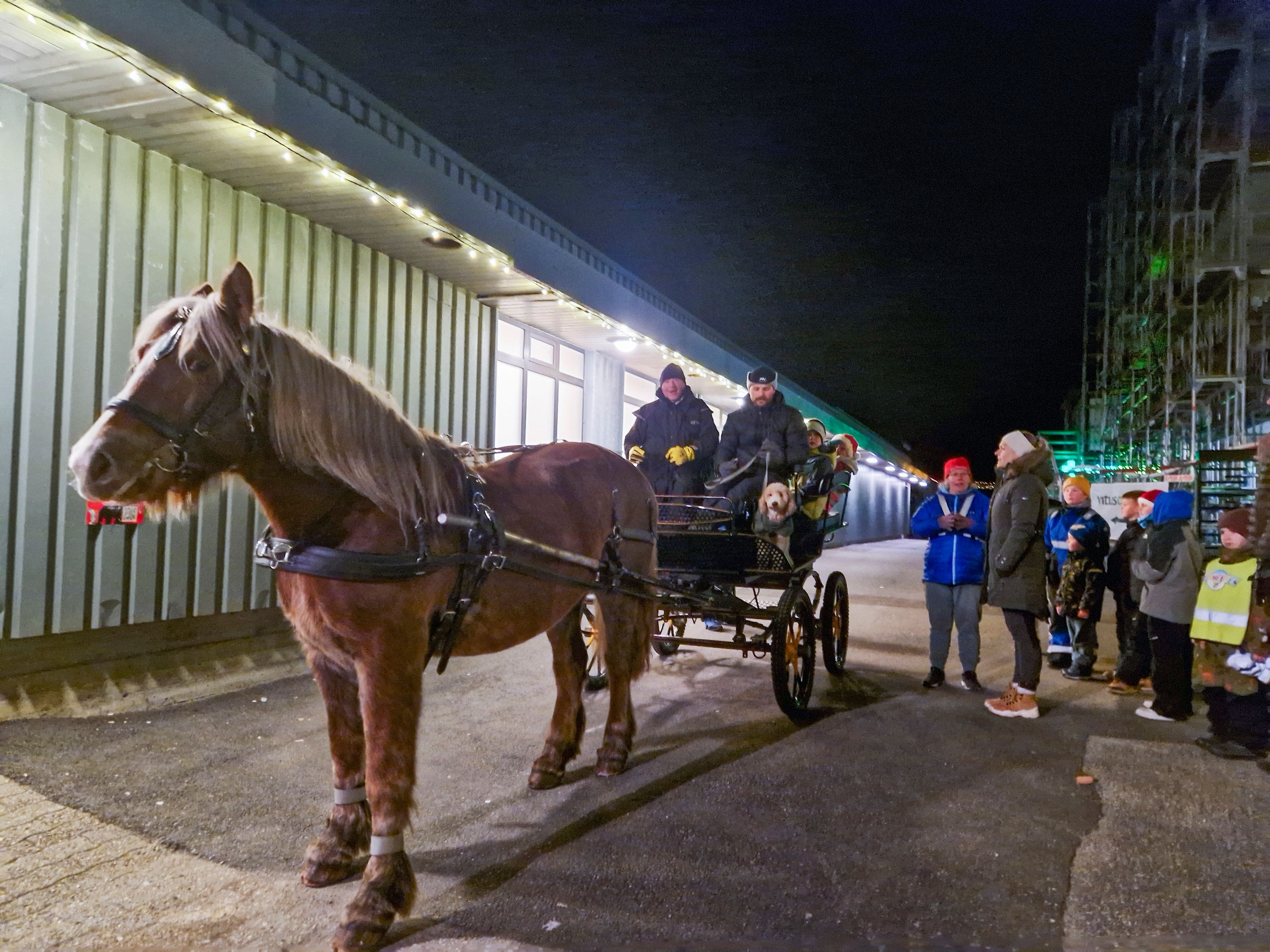 Folk strøymde til julegateopninga på Frekhaug - strilen.no