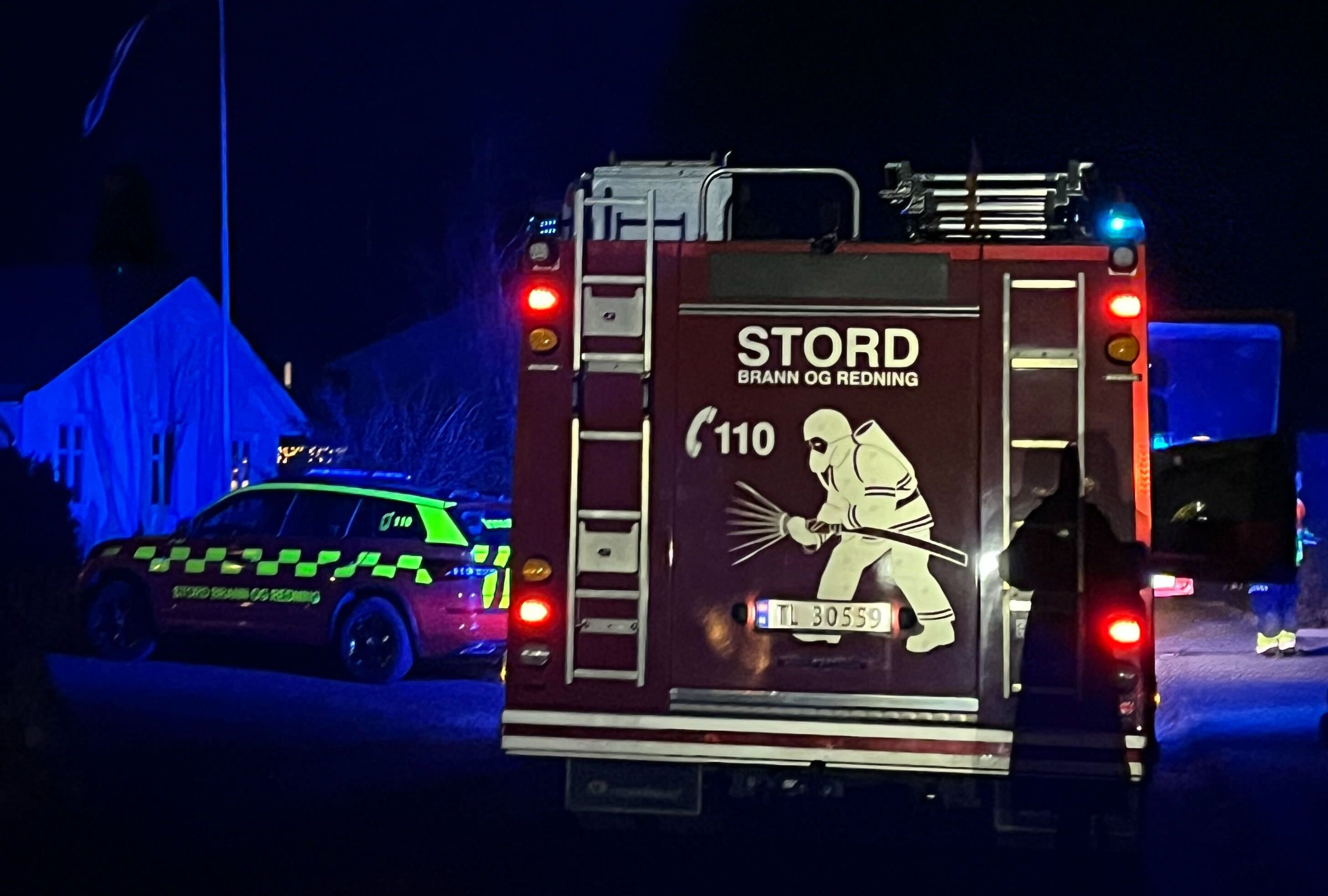Hus tok fyr utvendig – starta sløkking med hage­slange - sunnhordland.no
