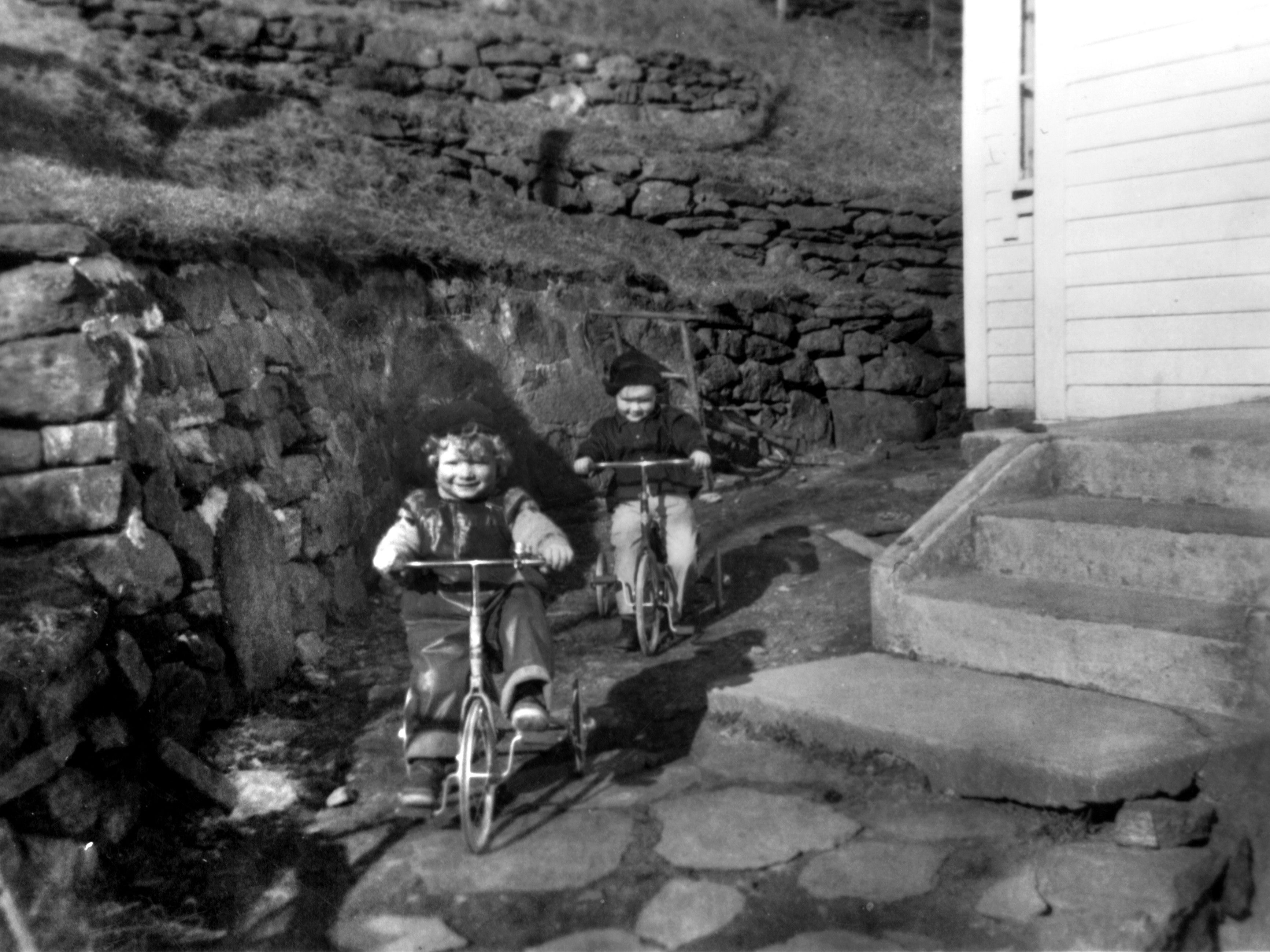 «Sykling på brukte og nye syklar frå litt før 1960 og ei tid utover ...