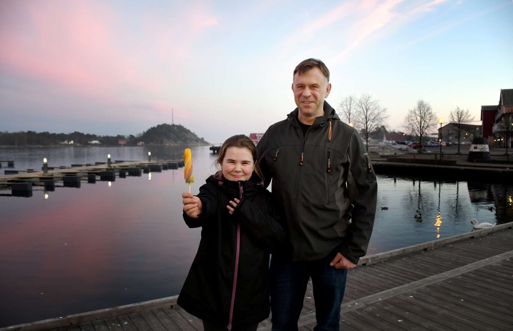 Maja koser seg med is på brygga i februar - gat.no