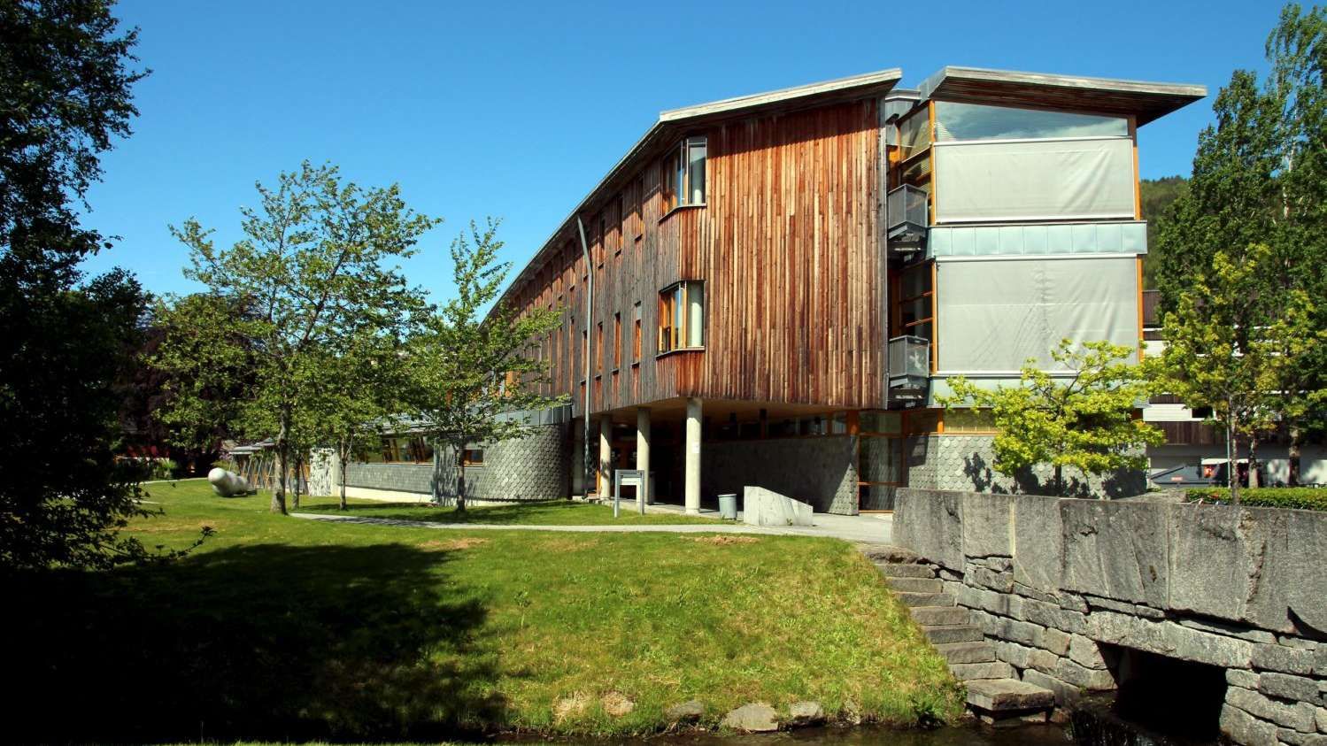 Høgskulen i Volda satsar på solcelle-anlegg - fjordingen.no