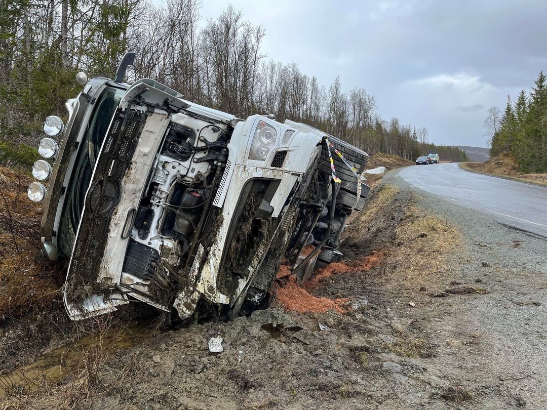 Lastebil har kjørt av veien – fører fraktet til UNN - folkebladet.no