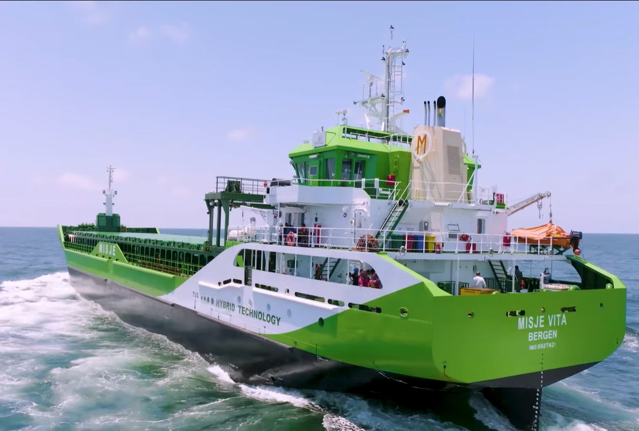 Dette skipet vart designa på Stord. I går vart det døypt framføre ...