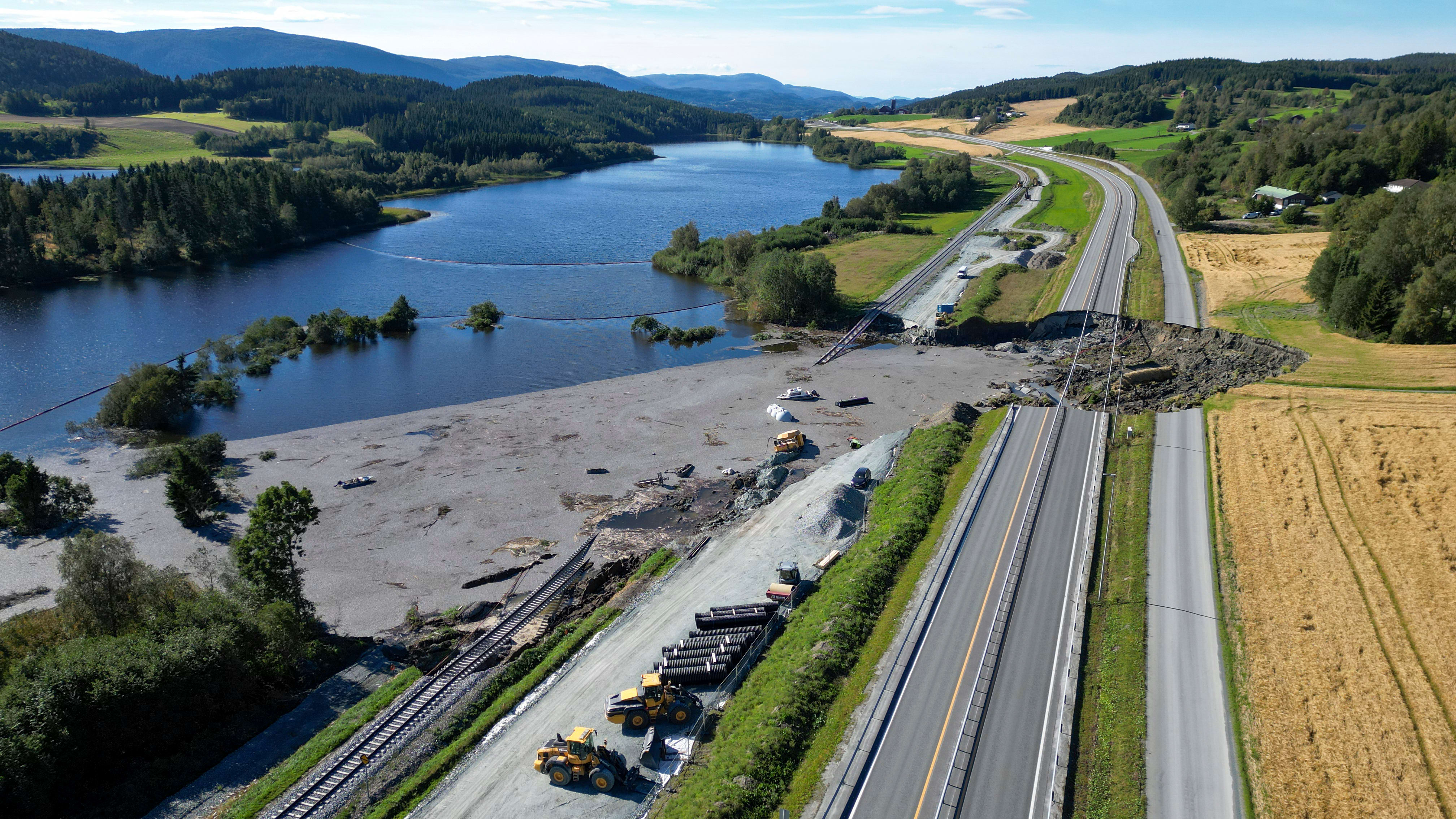 Jernbanen rammes av skred og flom: – En fortvilet situasjon