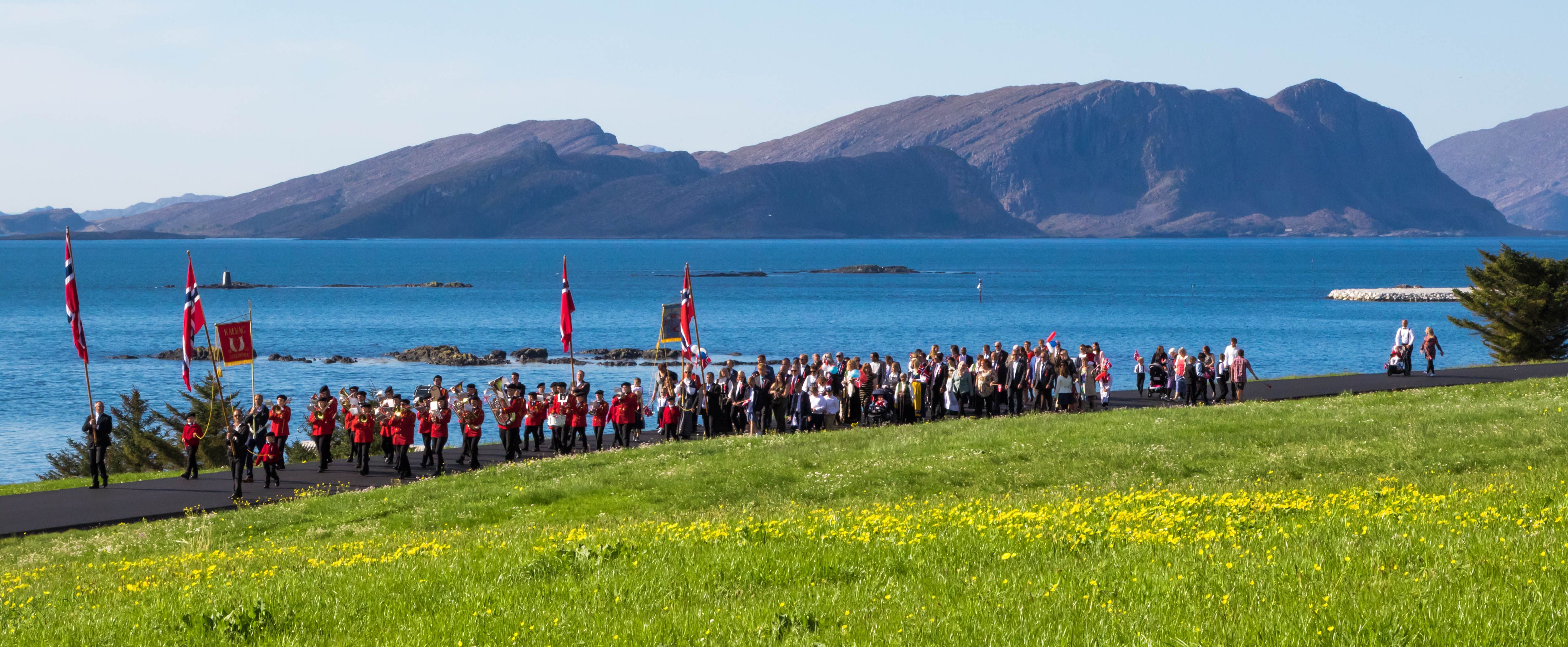 17. mai-toga ved havet blei bada i sol - fjt.no