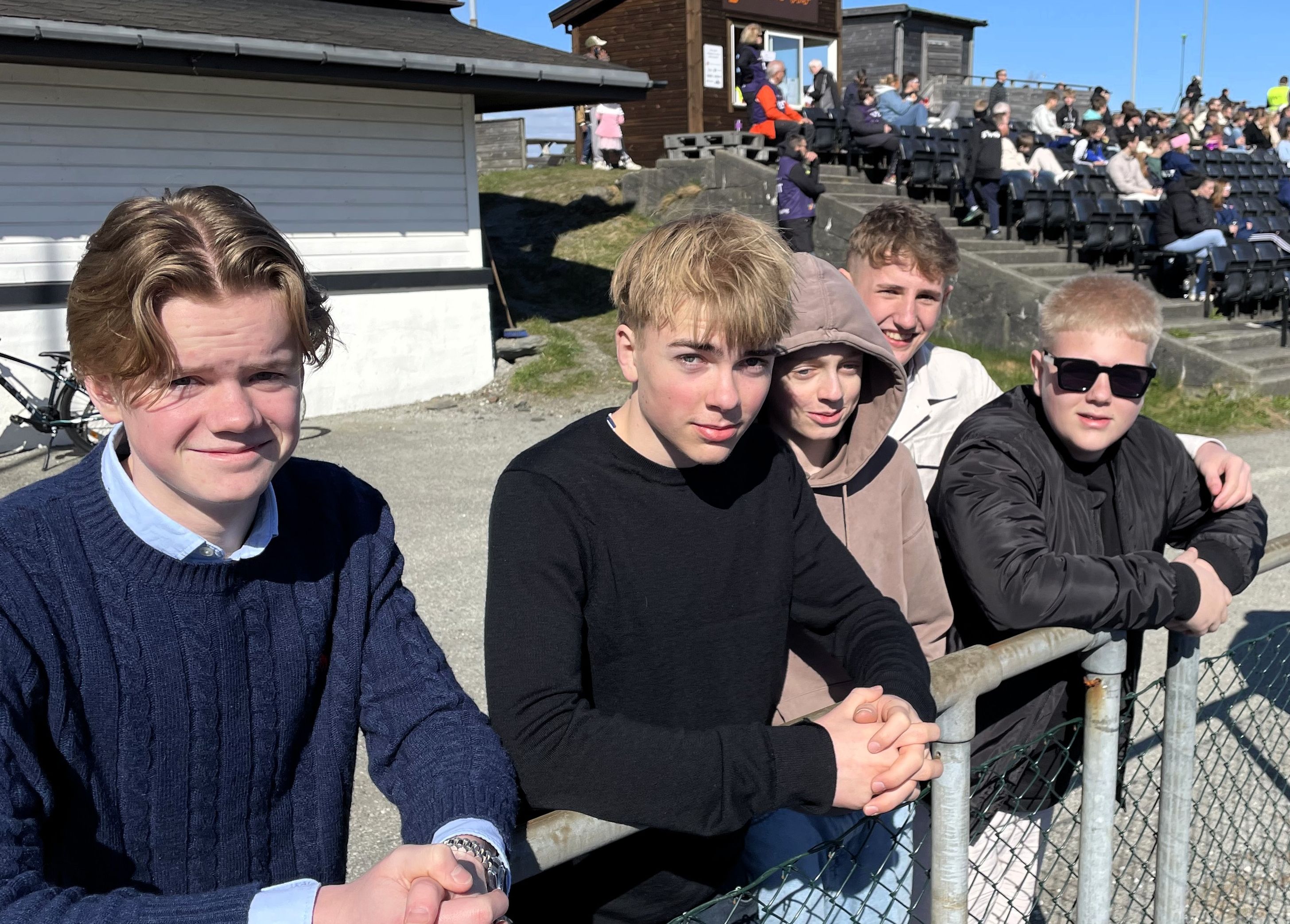 Ungdommar valfarta til Vika­haugane for å møta Tiktok-profilar - sunnhordland.no