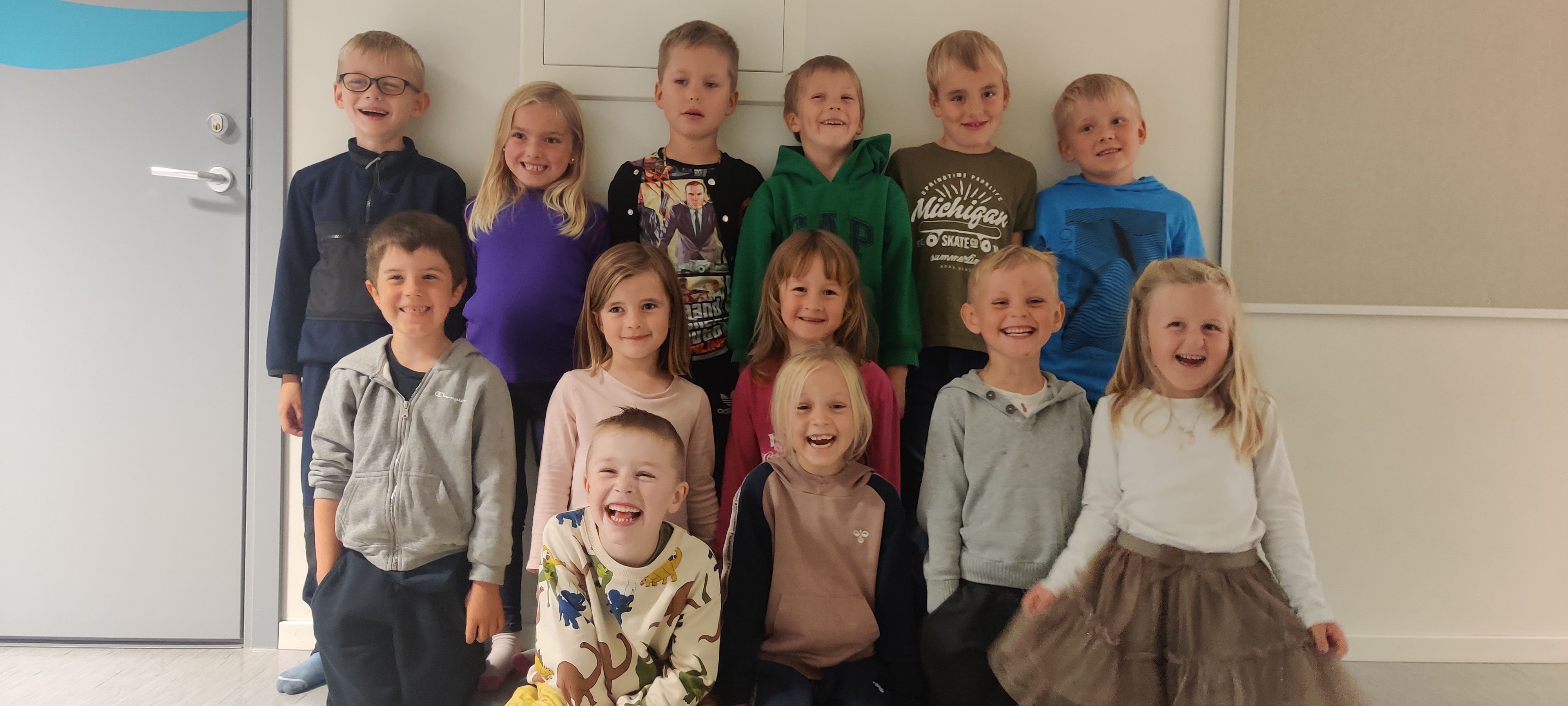 Dette er førsteklassingane ved Hundeidvik privatskule