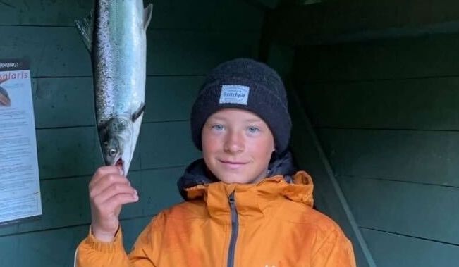 Magnus (12) og pappa Tore fanga årets første laks i Storelva - bygdanytt.no Magnus (12) og pappa Tore fanga årets første laks i Storelva - bygdanytt.no