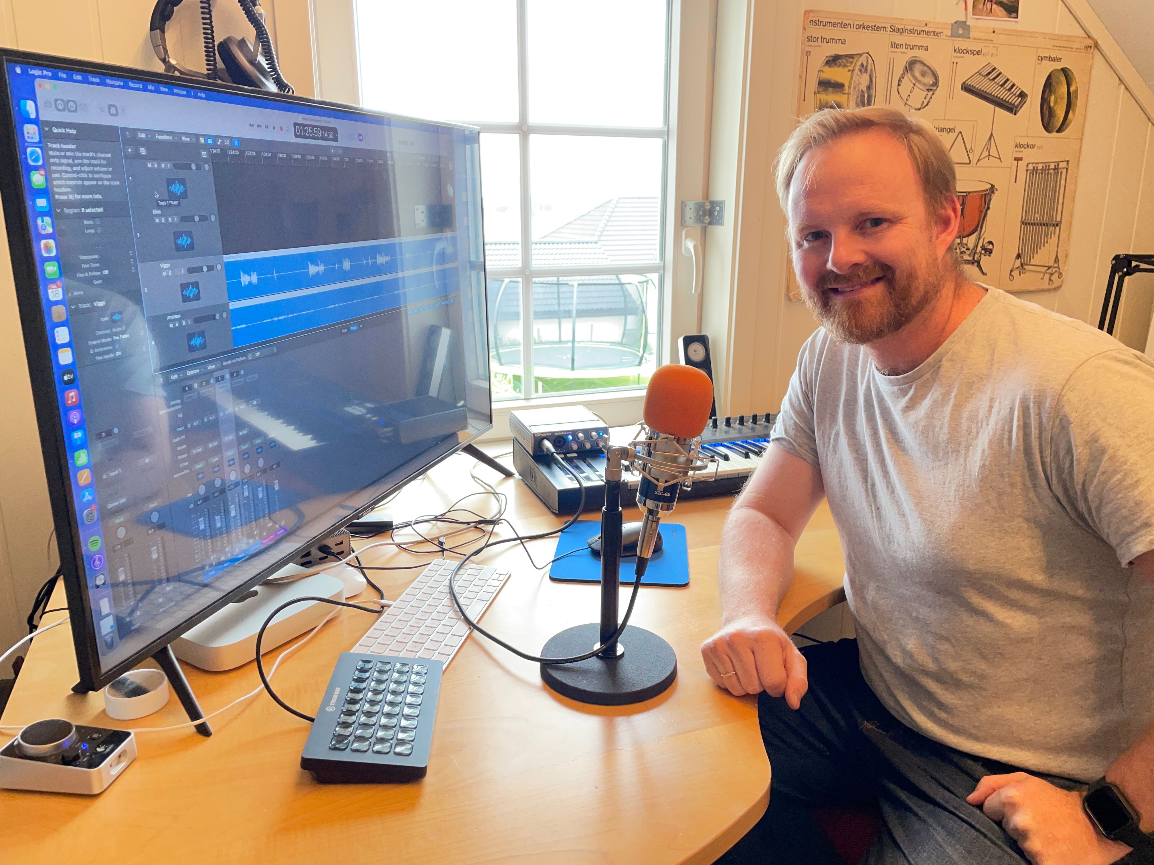 Andreas har eget studio i Hetlevik. Derfra snakker han til korpsfolk ...