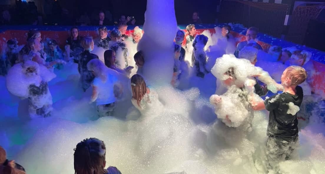 Supersuksess med skumparty! - avisafroya.no