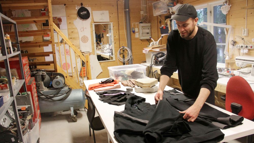 Simen (31) designer og syr egen kleskolleksjon: – Noe jeg har drømt om ... Simen (31) designer og syr egen kleskolleksjon: – Noe jeg har drømt om ...