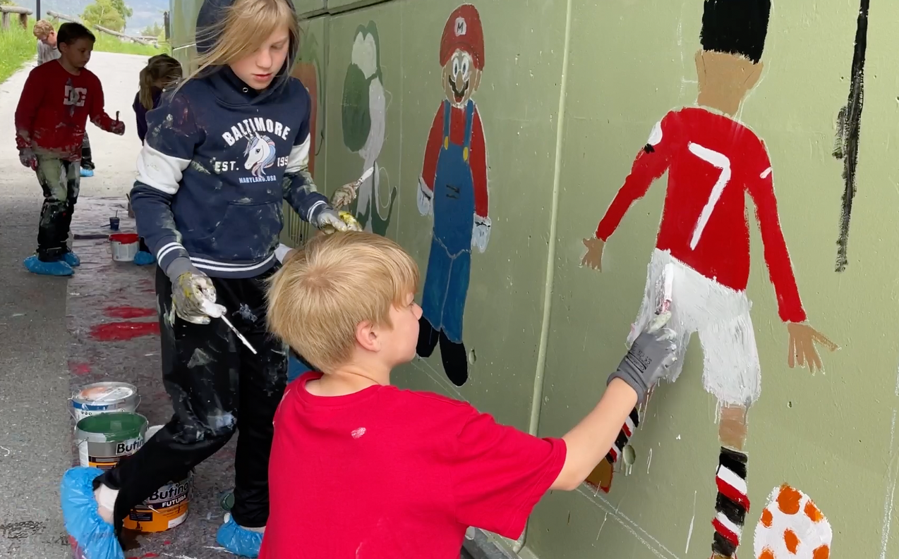 Sjå video av dei unge kunstnarane: Loar-elevar måla undergangen - fjuken.no