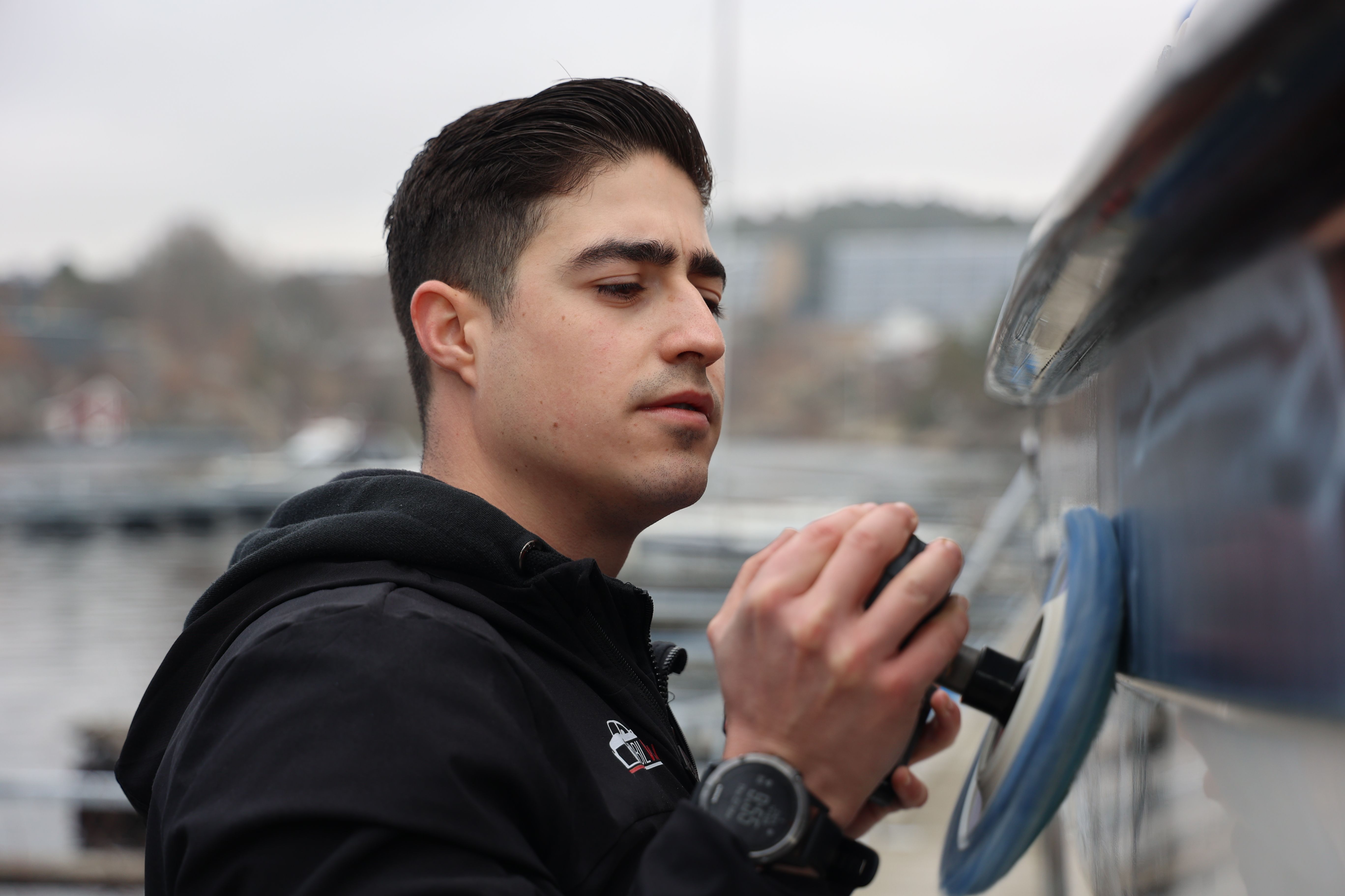 Michael Macfarlane (27) lever av å vaske biler og båter - fvn.no