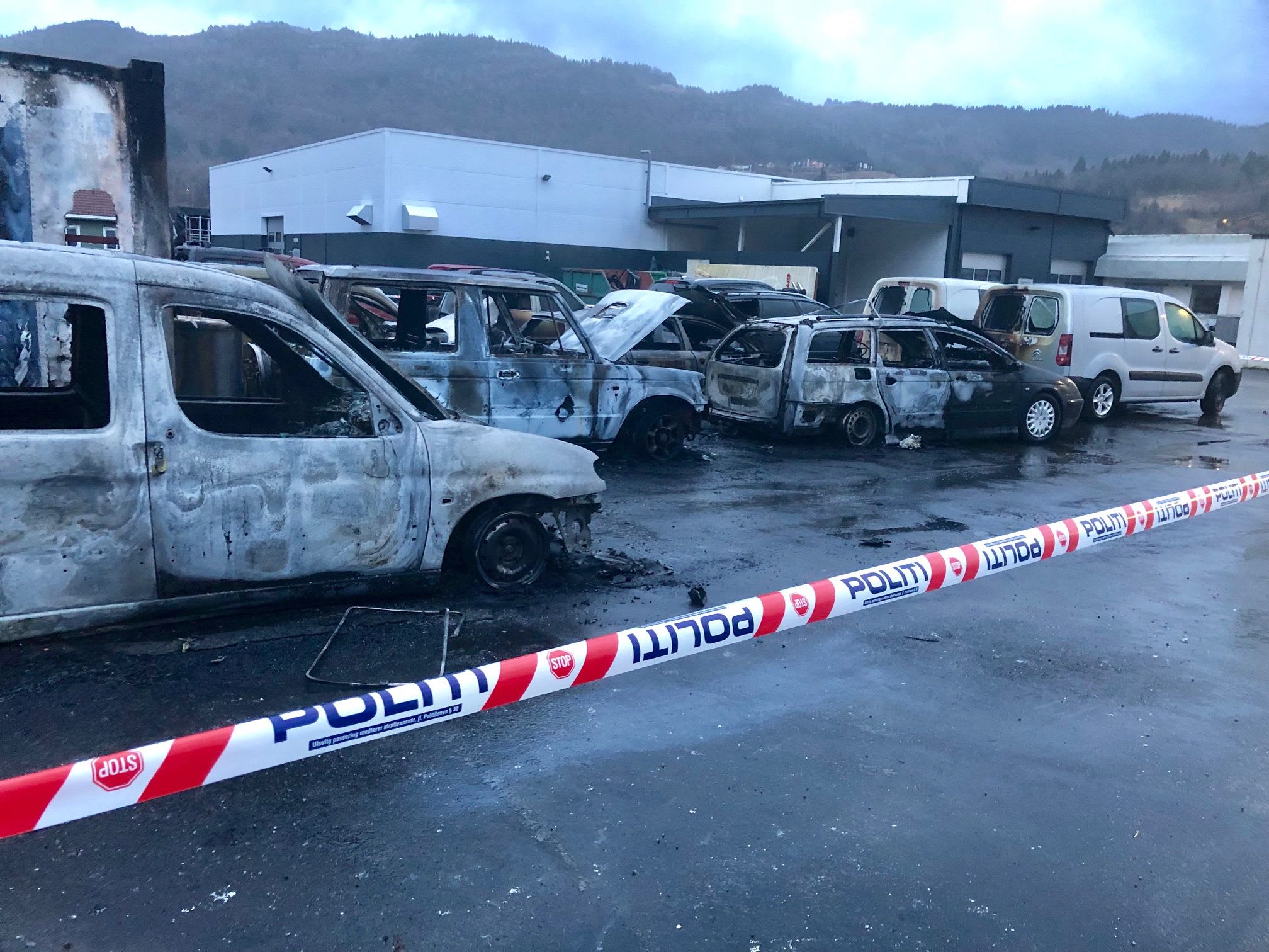 Tre menn i 20-årene siktet for 17 bilbranner - fvn.no