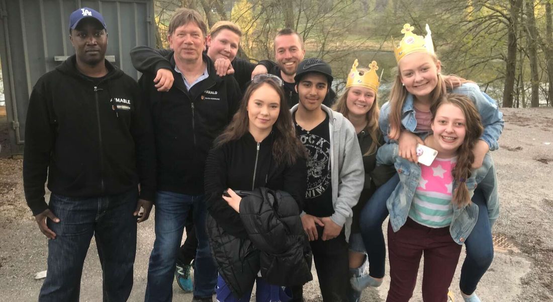 SE VIDEO: Da kanoen veltet og jentene havnet i vannet, gjorde denne ... SE VIDEO: Da kanoen veltet og jentene havnet i vannet, gjorde denne ...