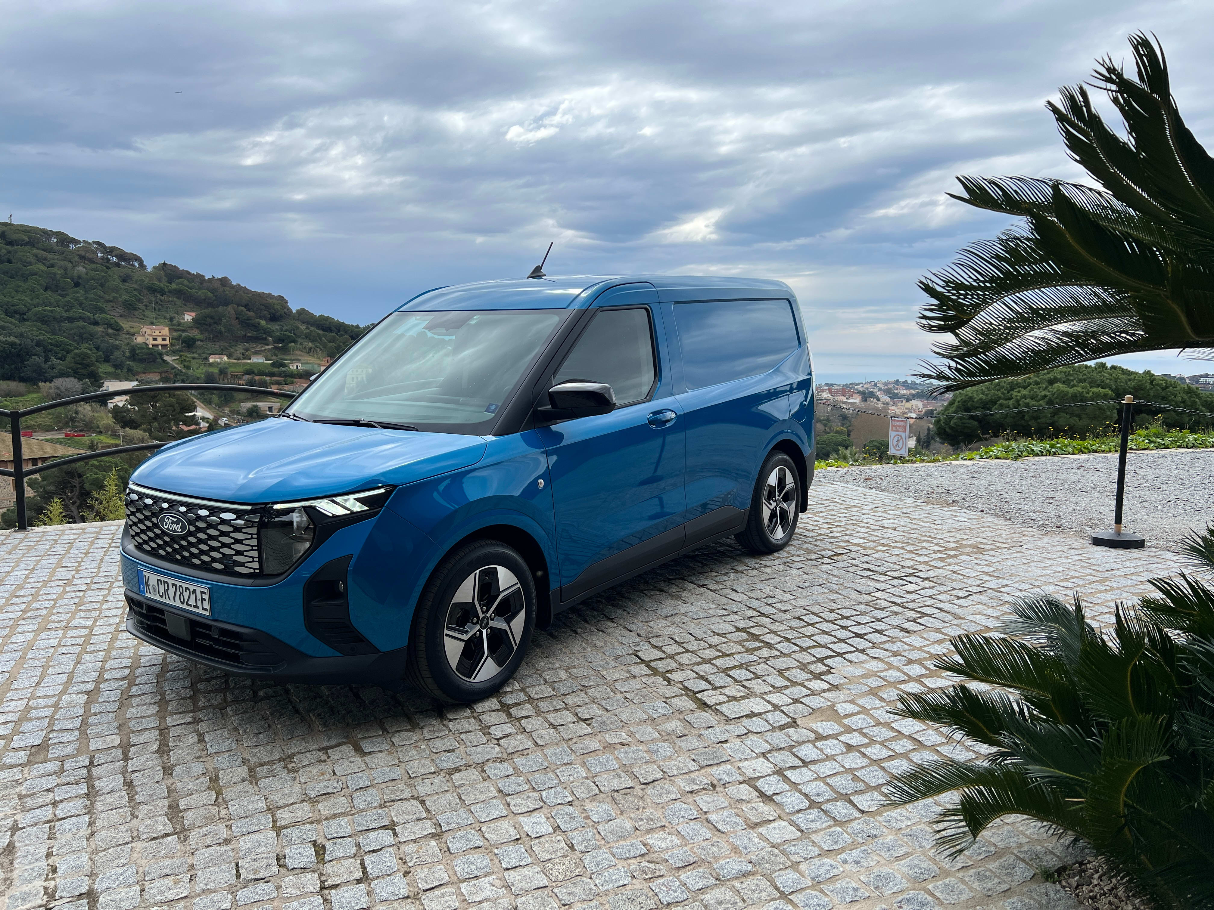 Ford E-Transit Courier – elektrisk og praktisk varebil - bilglede.no