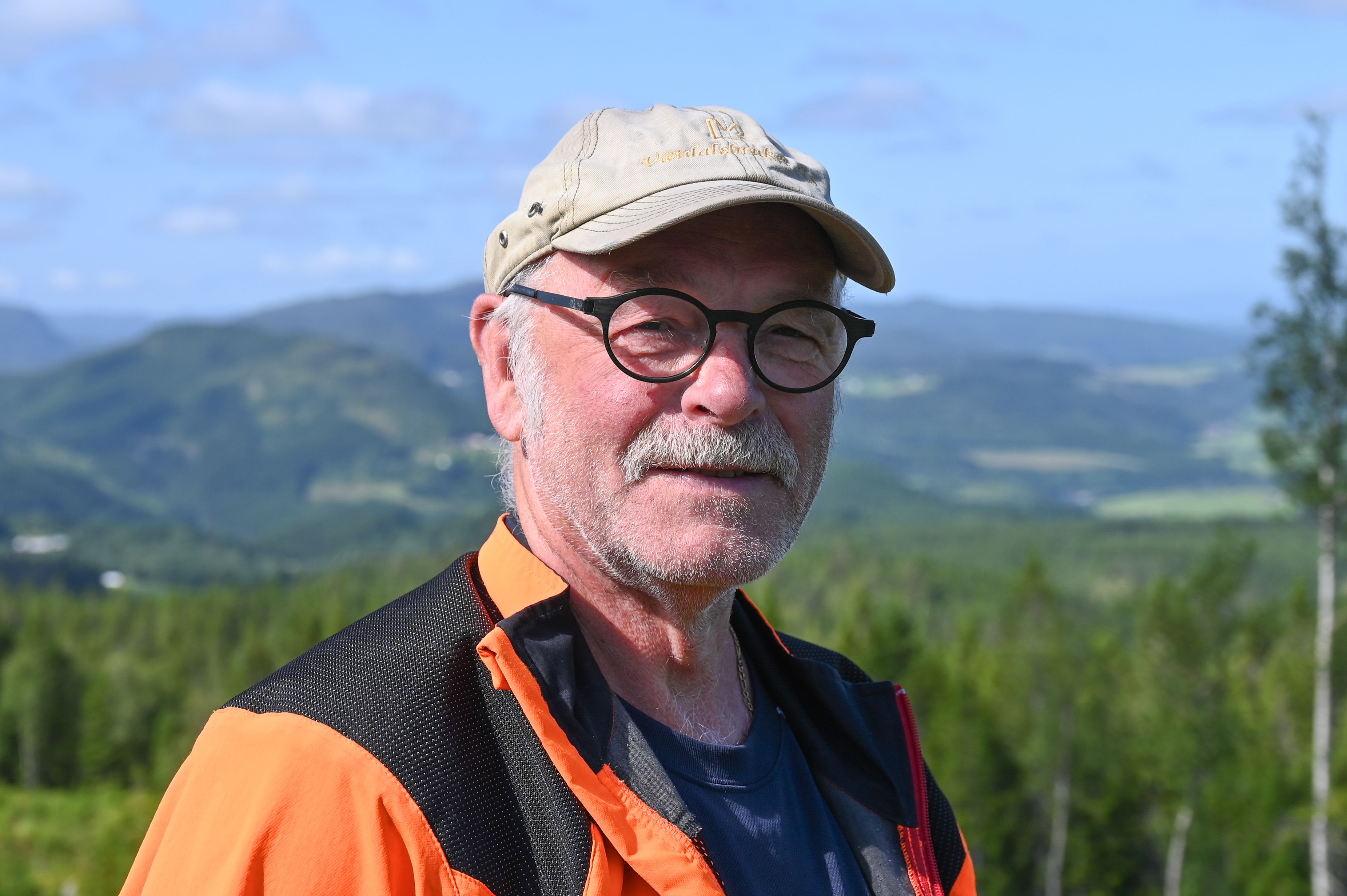 Han bruker ferien til å jobbe i skogen: – Det er fint å være ute ...
