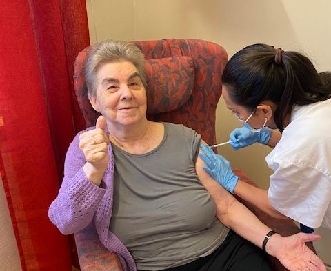 Tommel opp for første vaksine på Frøya - avisafroya.no