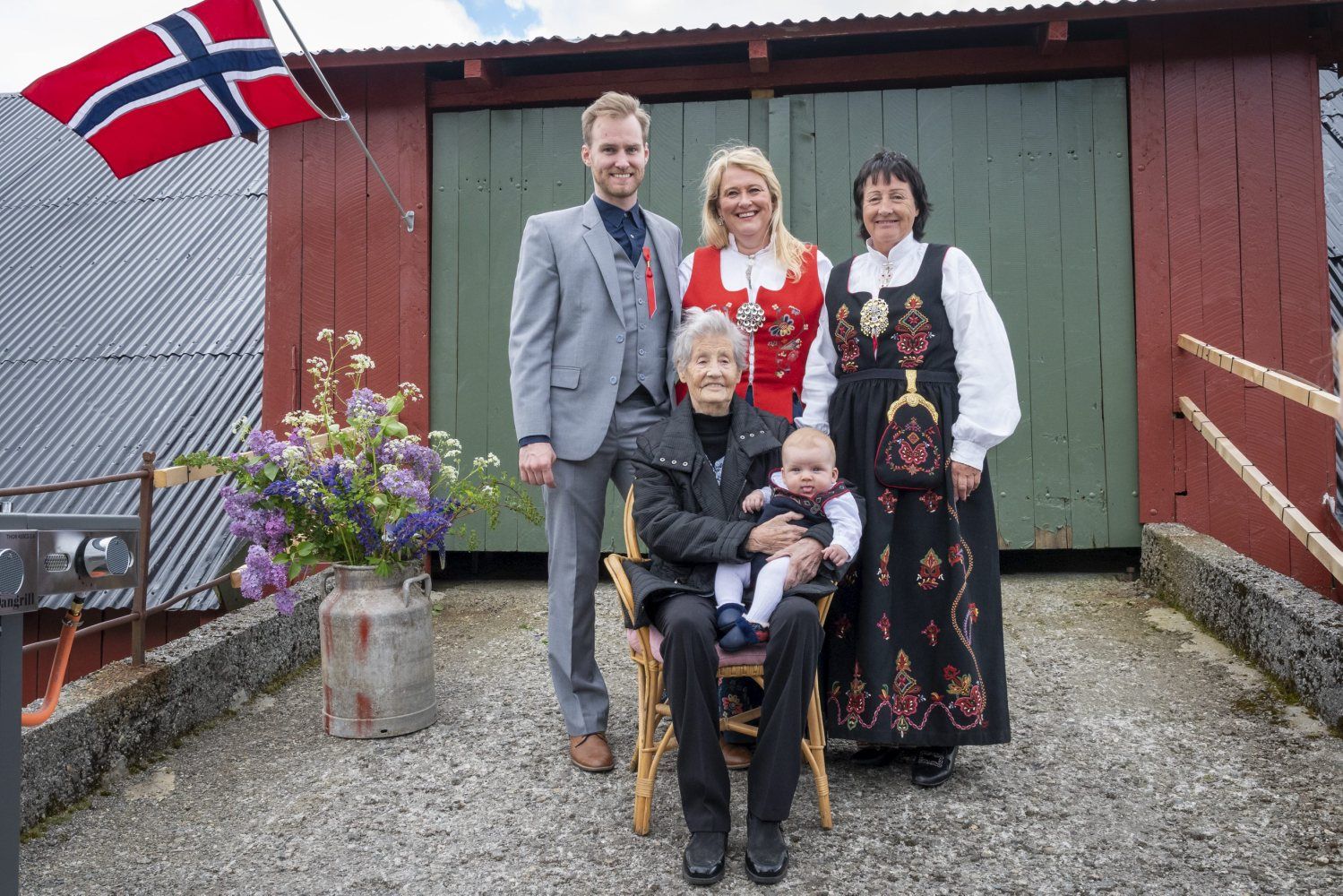 Fem generasjoner på lille Leons navnefest - andalsnes-avis.no