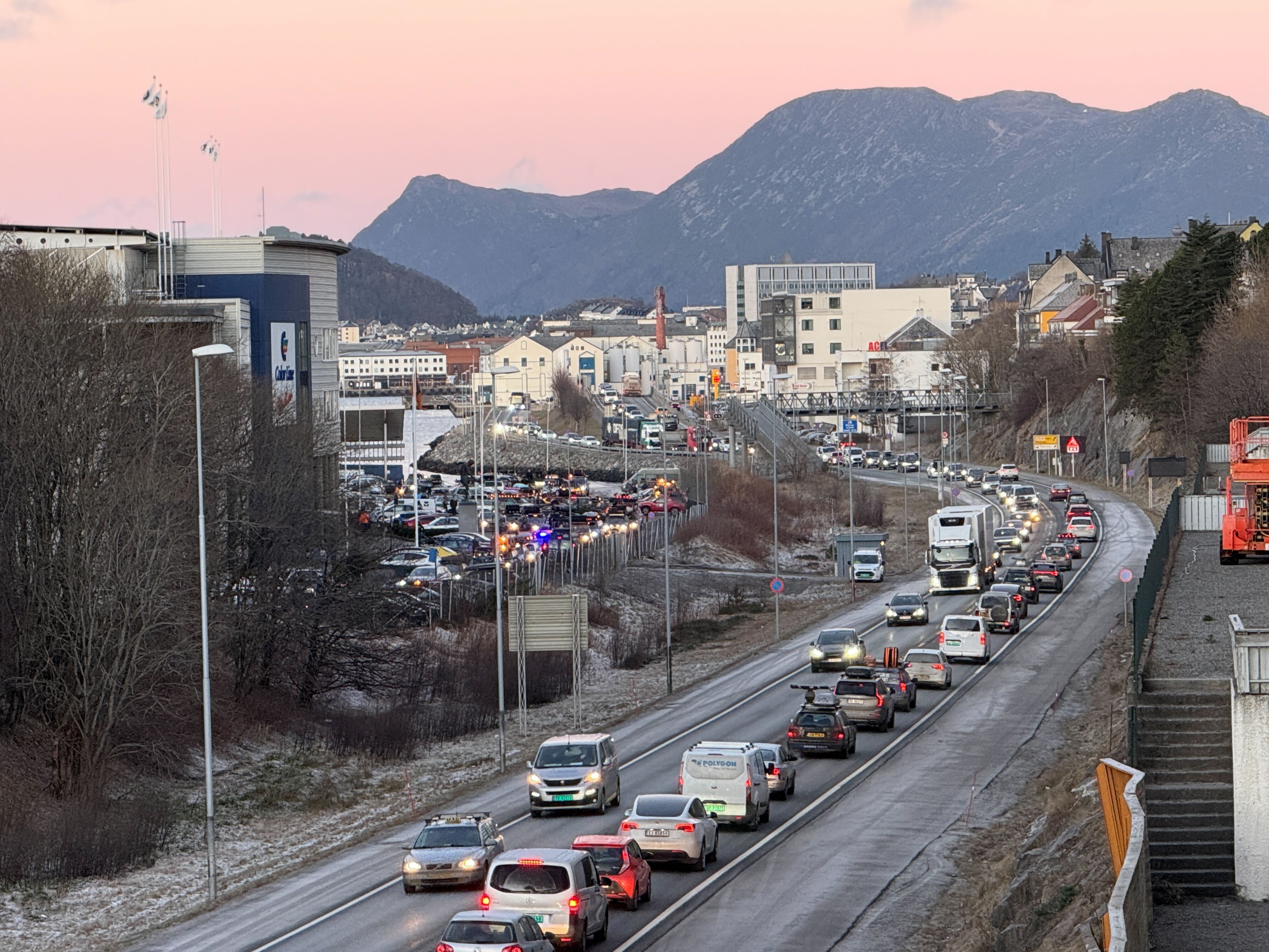 Mye kø i morgentimene - smp.no