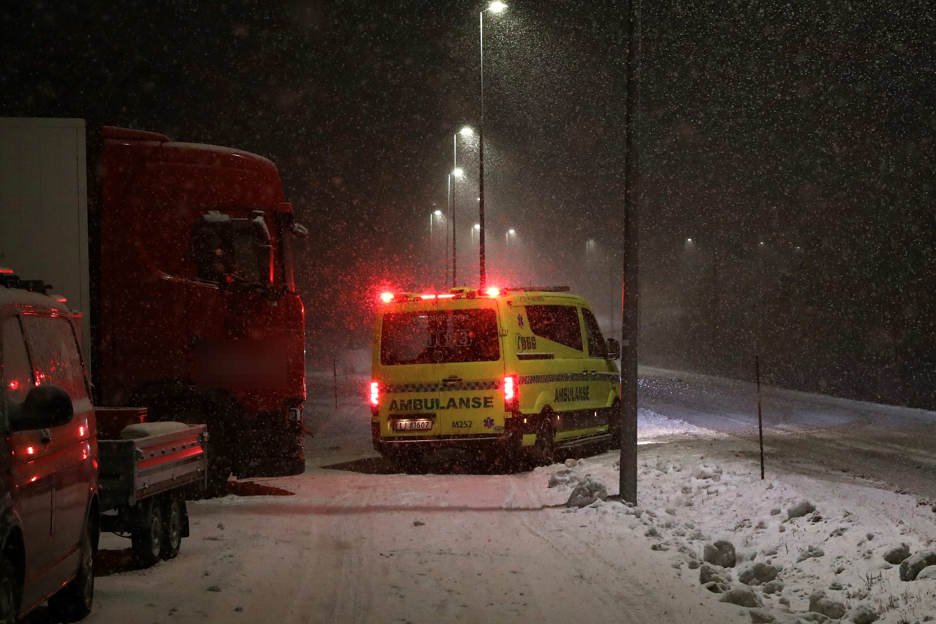 E39: Lastebil og personbil i trafikkulykke - smp.no