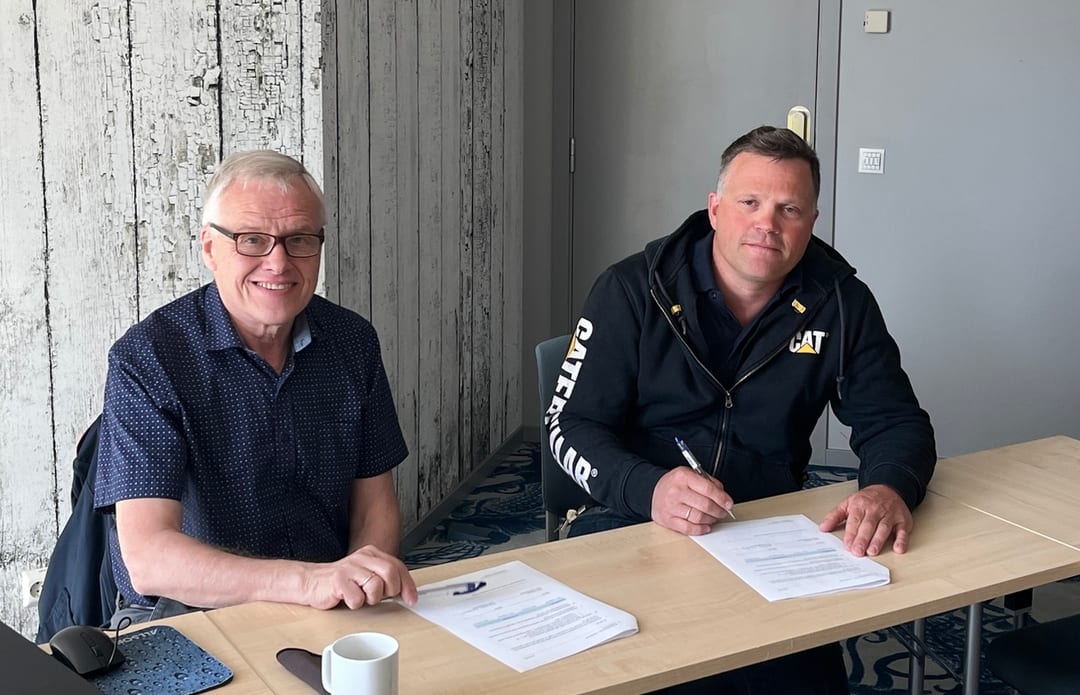 Her signeres kontrakten - nå skal fylkesveien oppgraderes - varden.no