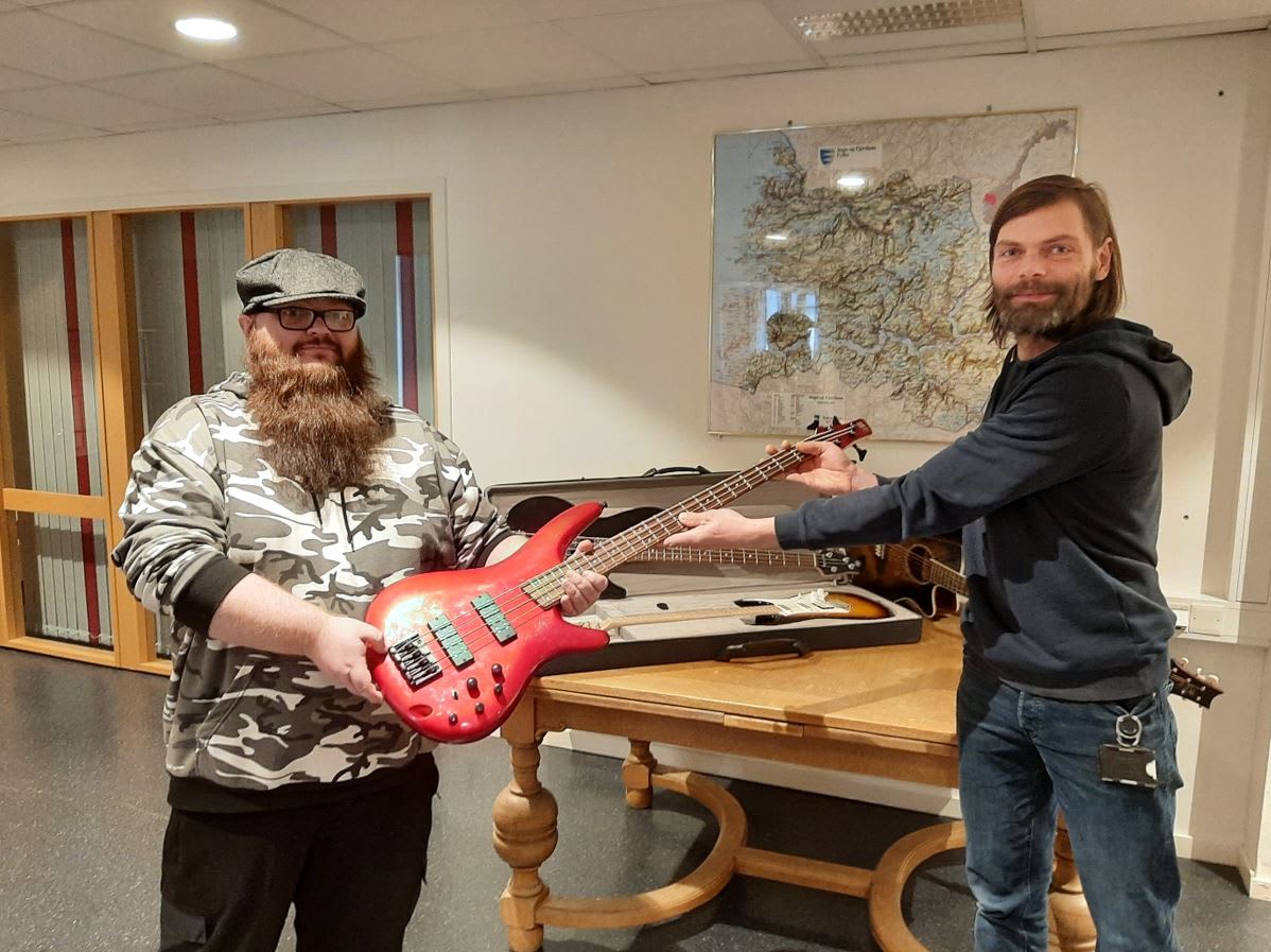 Tom Christian hadde så mange instrument at han ikke fikk brukt alle ...