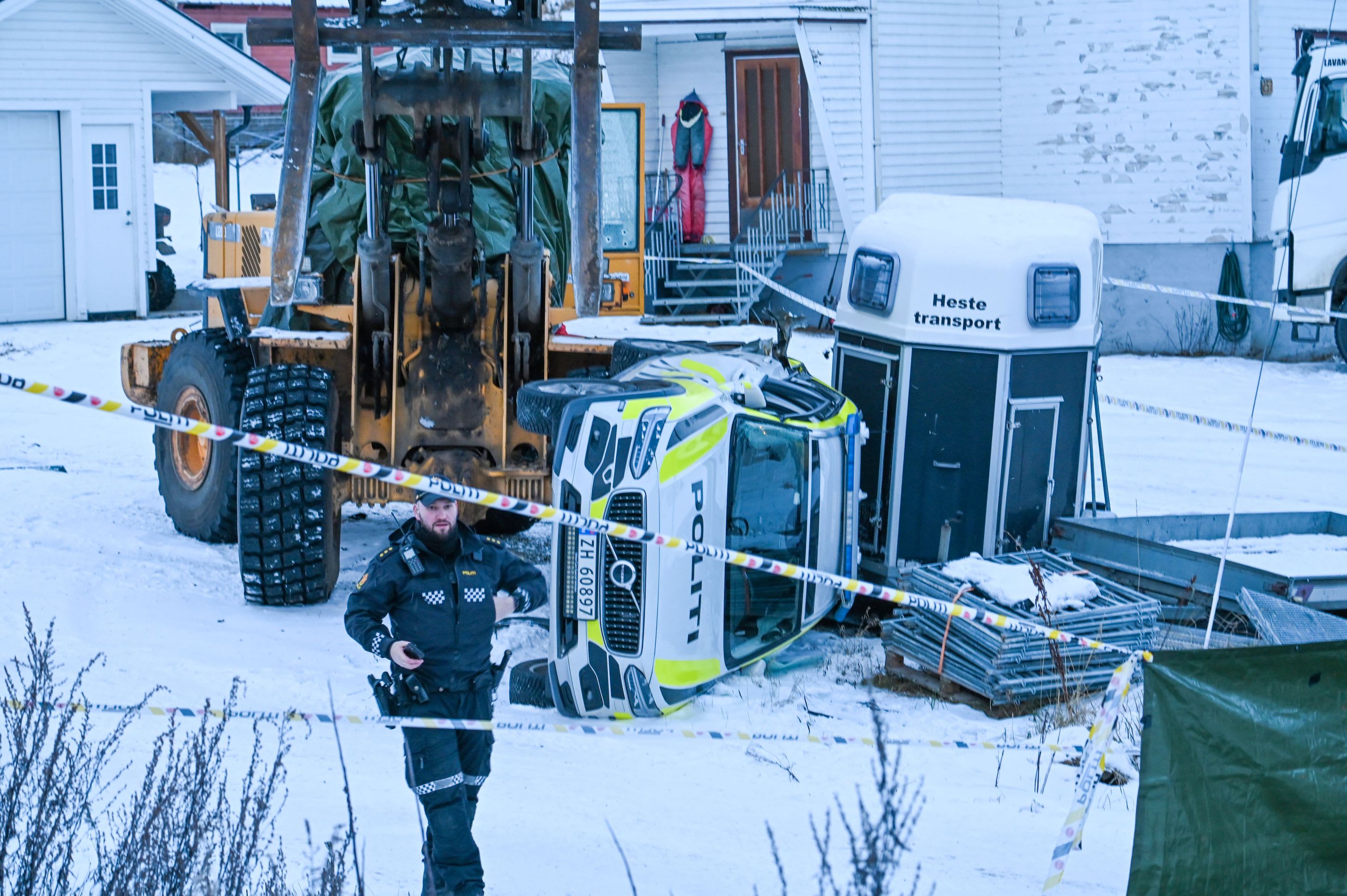 Filmteam gjemte seg innenfor politiets sperringer — kastet seg på ...