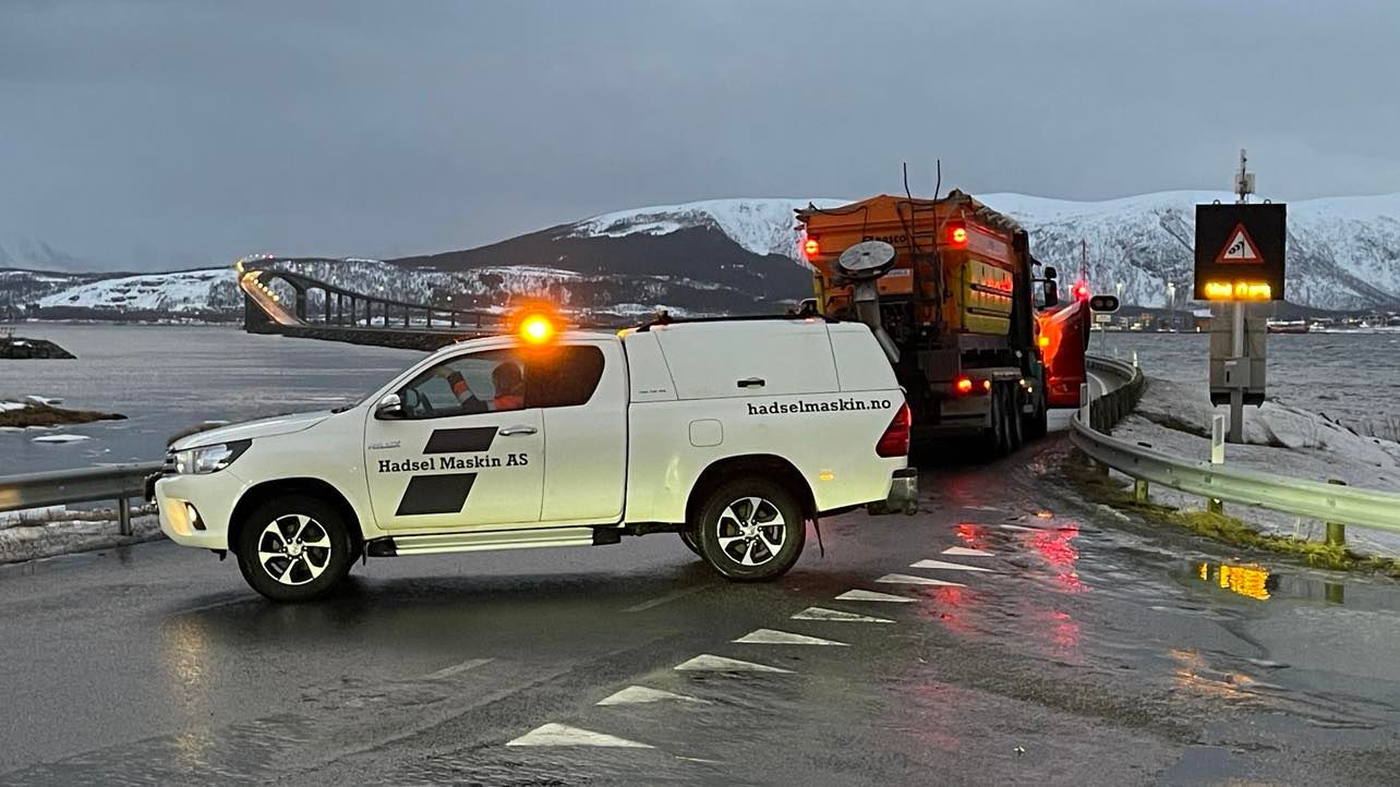 Hadselbroa åpnet igjen - ble stengt på grunn av høy sjø - vol.no