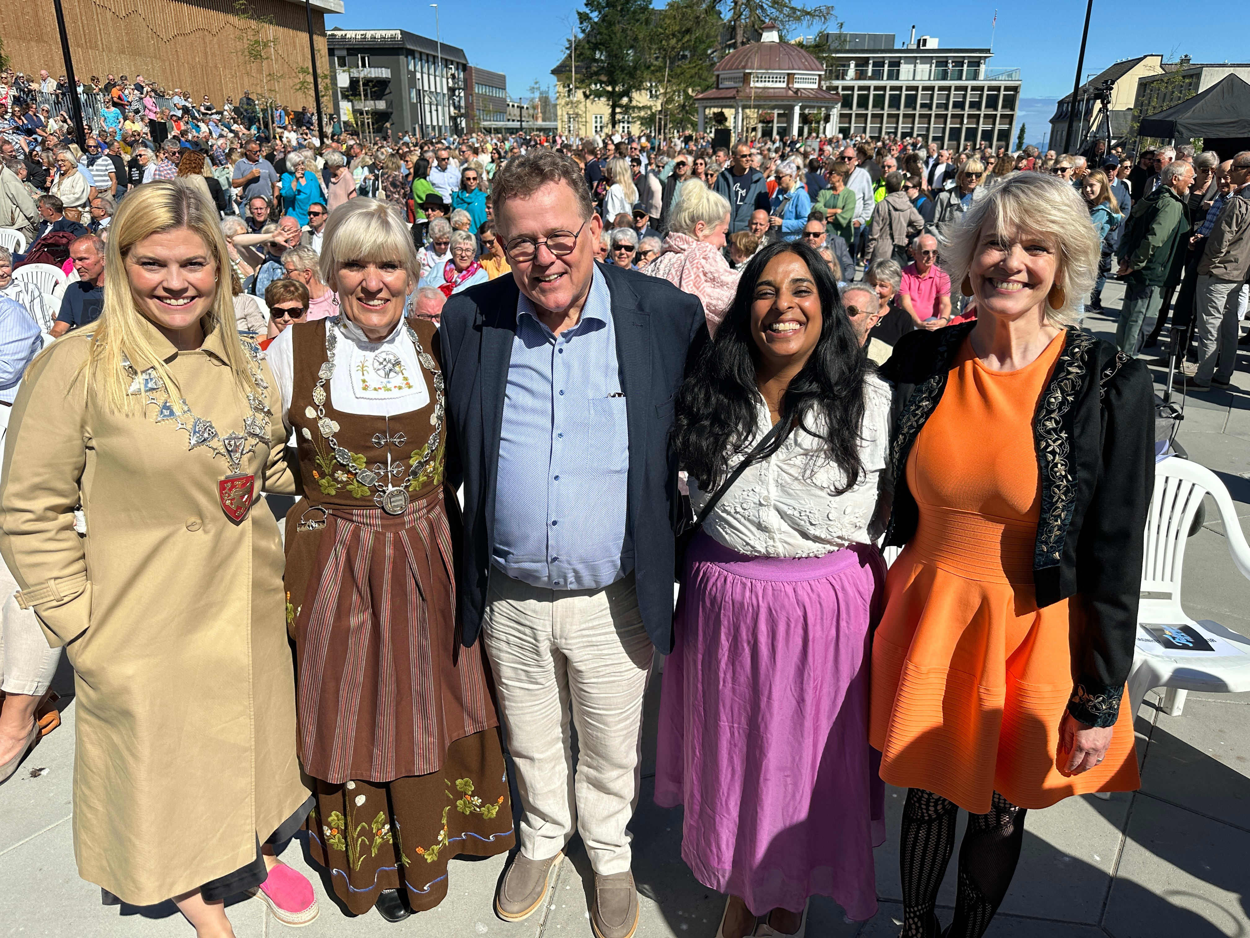 Se bilder fra åpningen av festspillene - ht.no