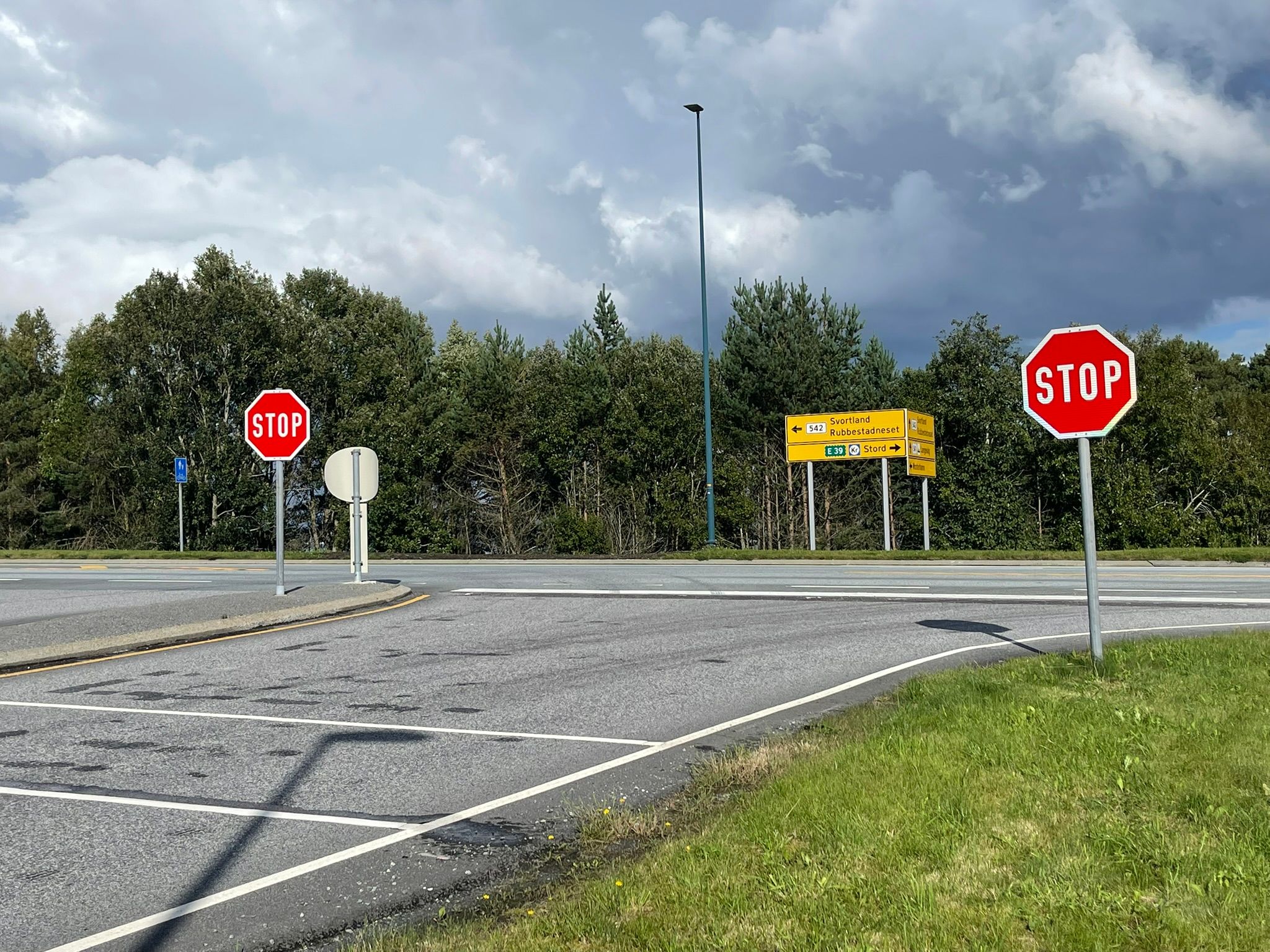 Stoppskilta er no på plass - bomlo-nytt.no