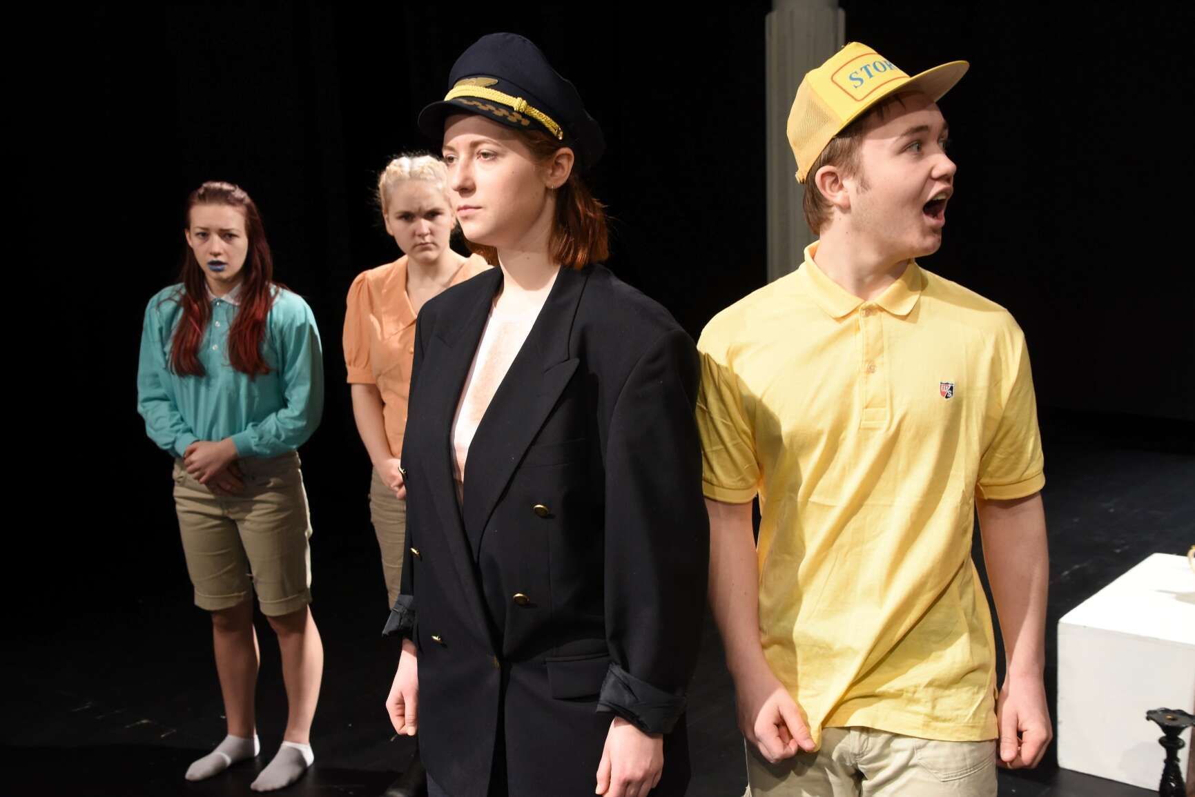 Slår til med absurd teater - gat.no