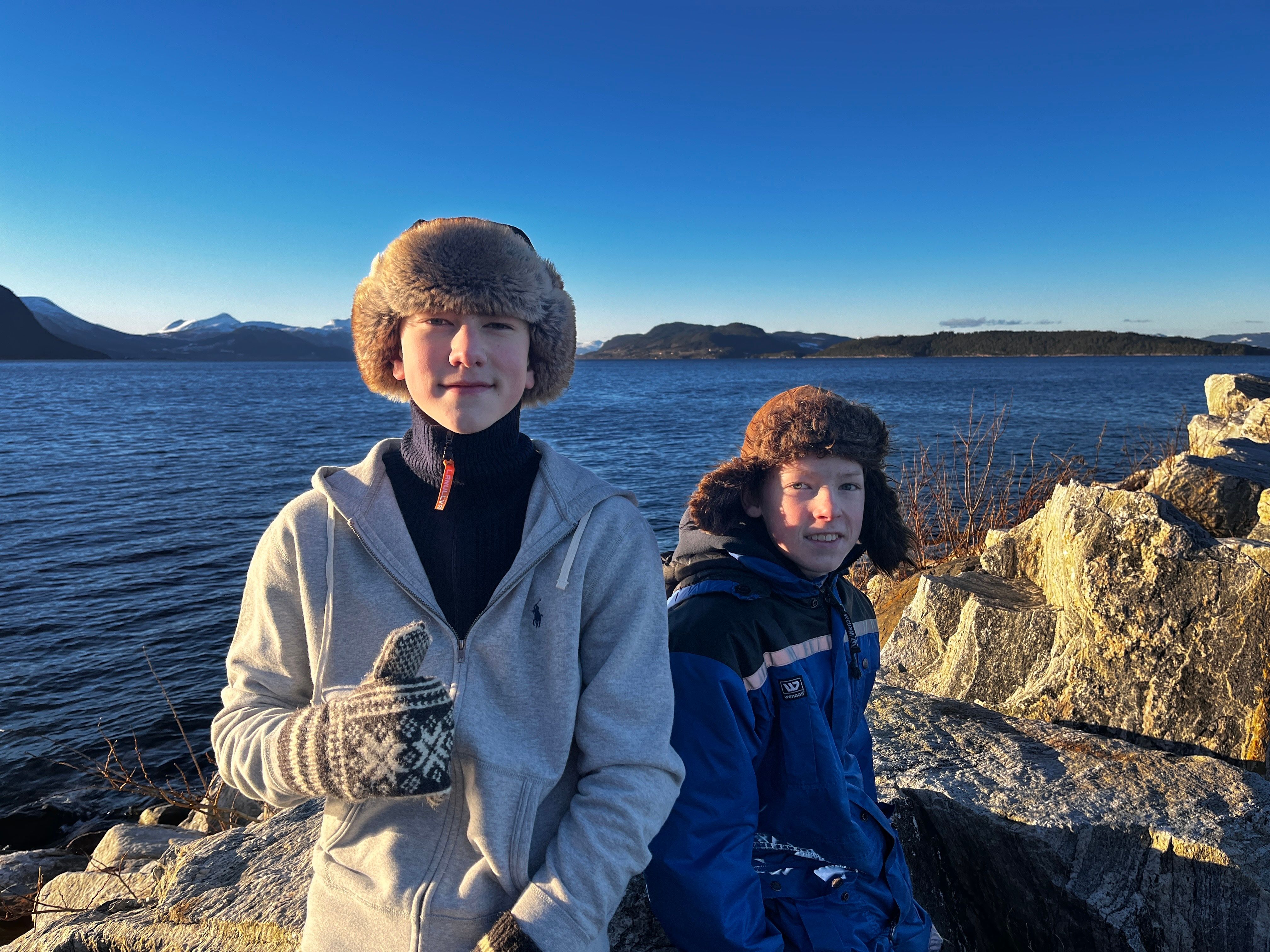 Her tar de elevene med på isbading hver måned: – Skjelver enda - rbnett.no
