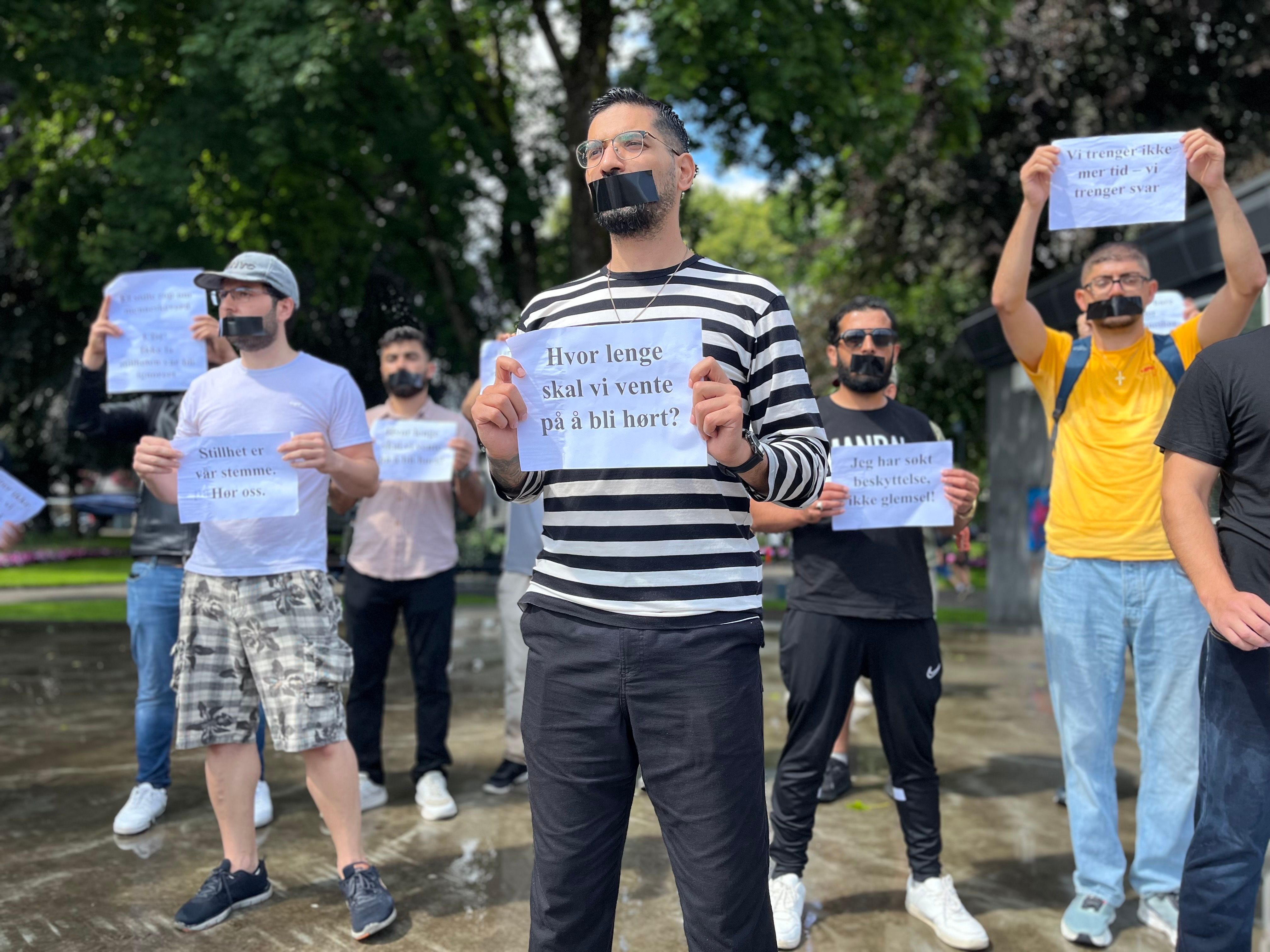 Stille­protest på Torvet: – Alle her er deprimerte nå - fvn.no