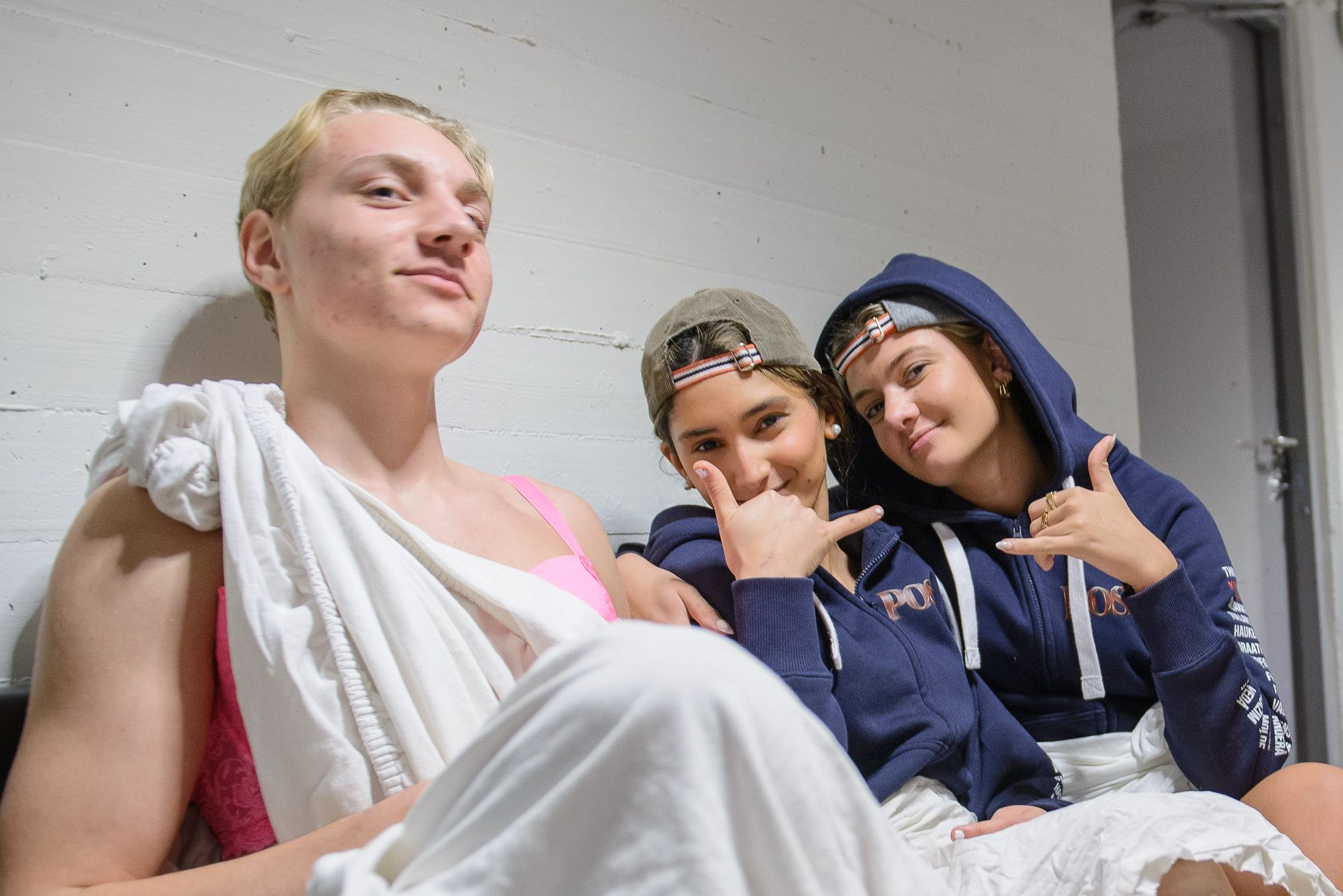 Siri (18) og Mia (18) har brukt fleire veker på kostyma - sunnhordland.no