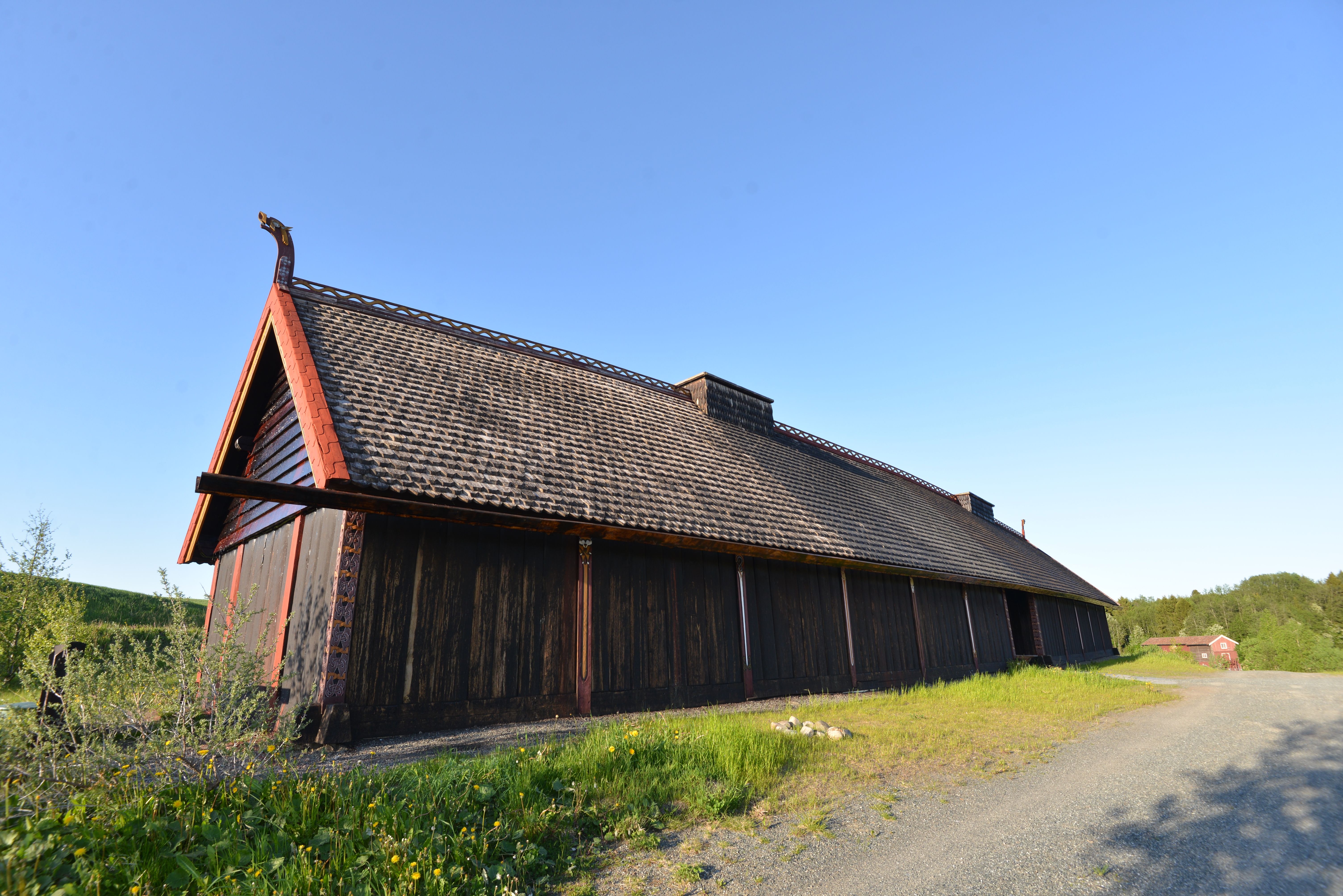 I 1030 var Stiklestad en gård. Den lå trolig her, ved dagens langhus ...