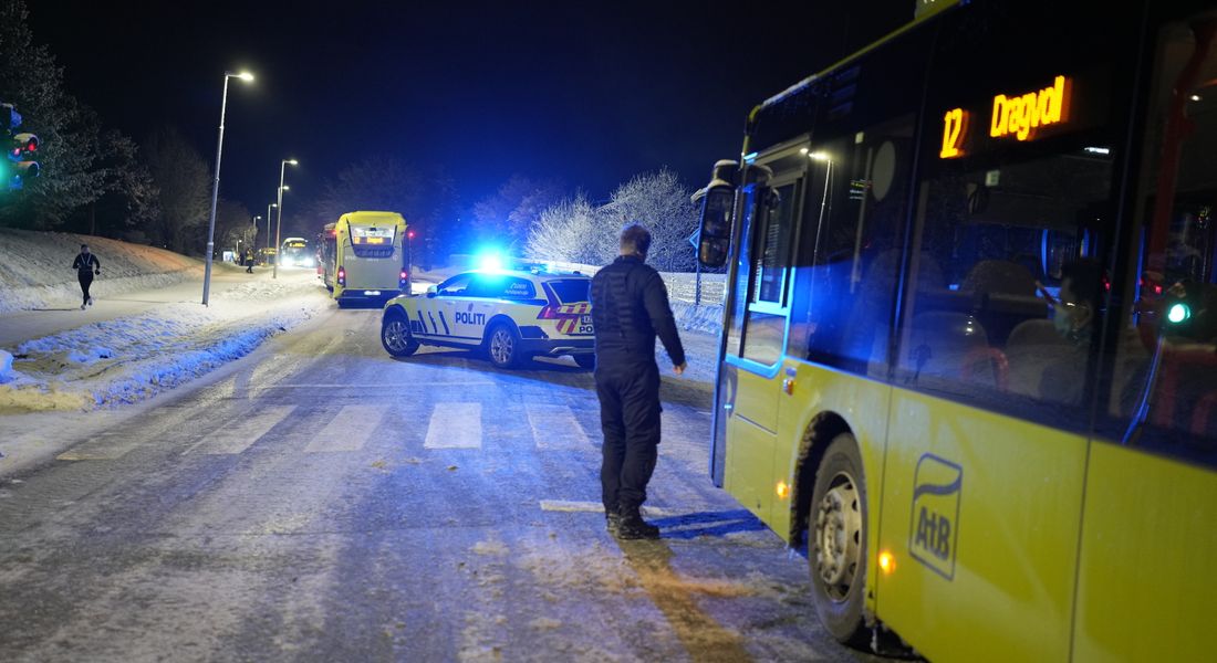 Flere busser sto fast på glatta - sperret vei i Trondheim - adressa.no Flere busser sto fast på glatta - sperret vei i Trondheim - adressa.no