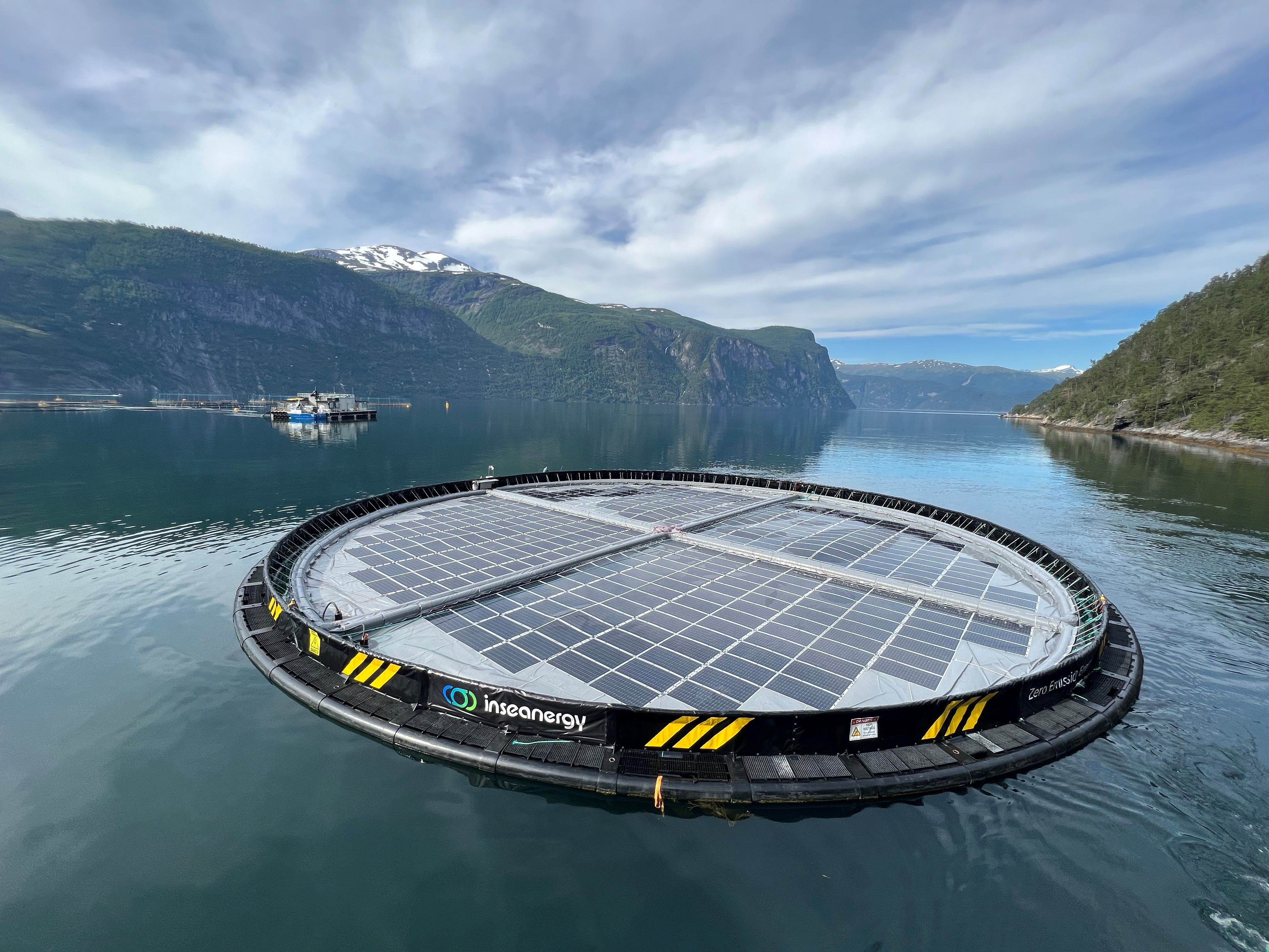 Forsterka versjon av flytende solcelleanlegg på Storfjorden er i drift ...
