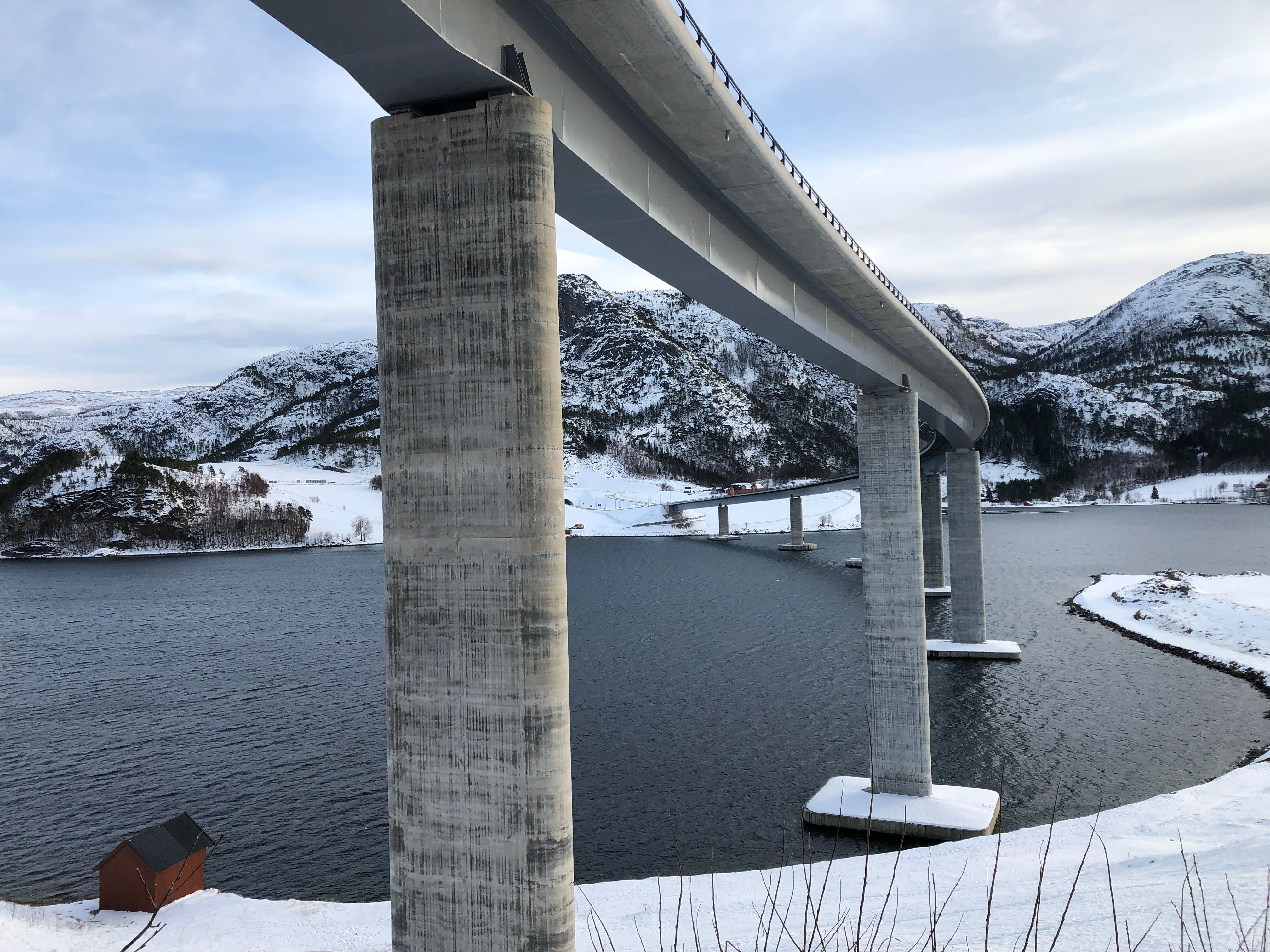 Vinden stenger brua - hitra-froya.no