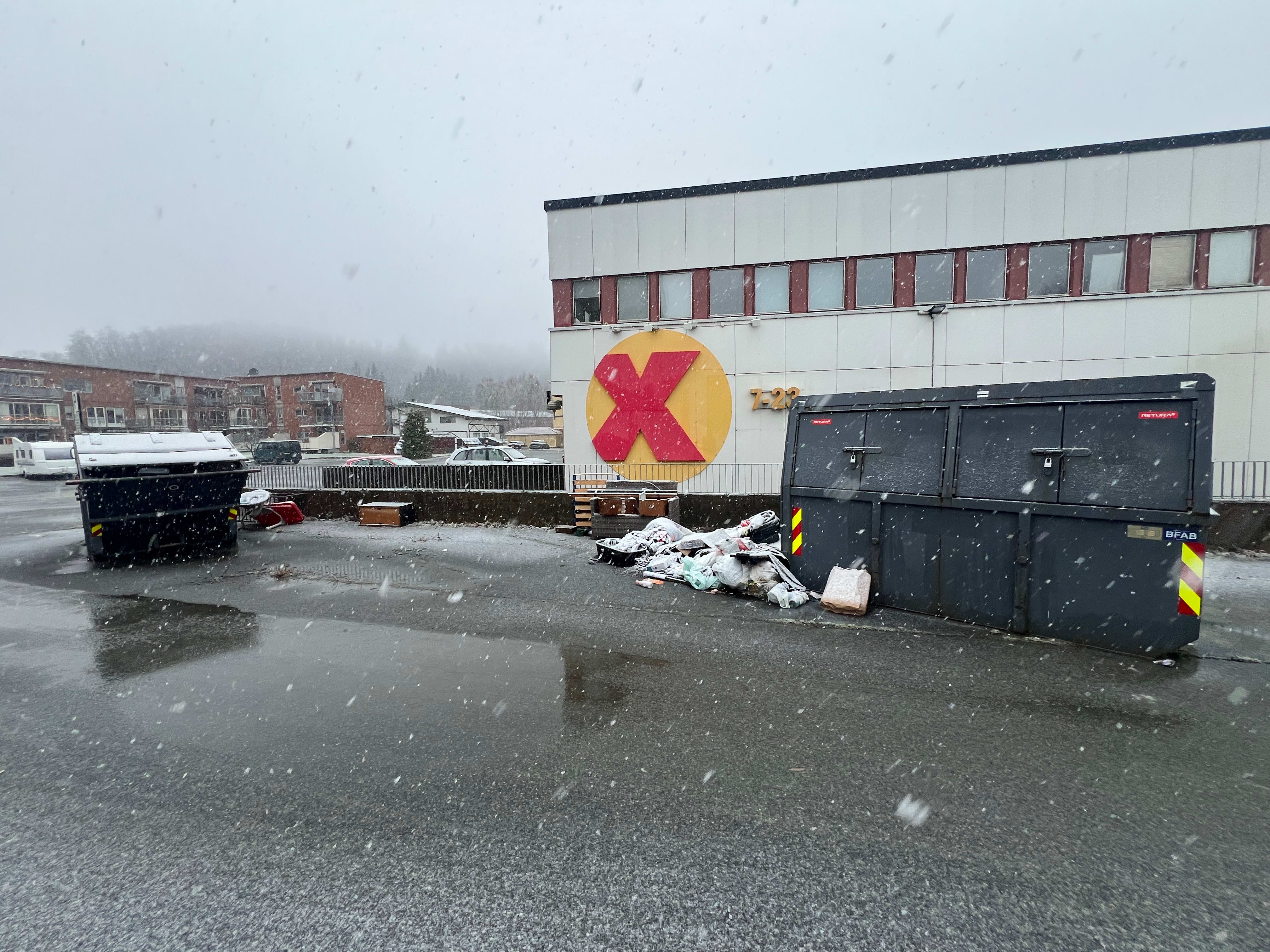 Mengder av søppel er dumpet i Melhus sentrum: – Det er grunneiers ...