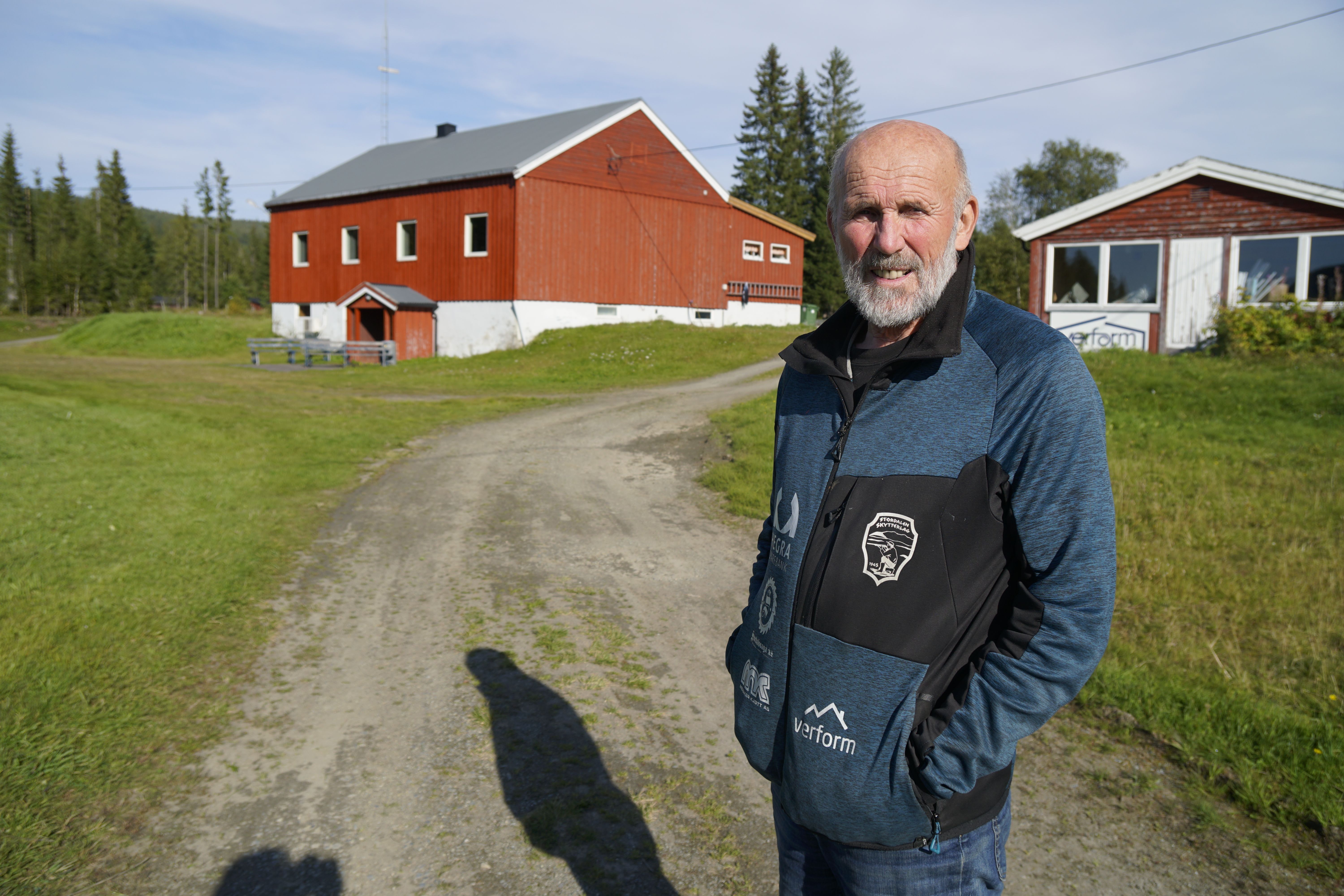 Fikk sitt første verv som 17-åring. Nå hedres Roger (75) for innsatsen ...