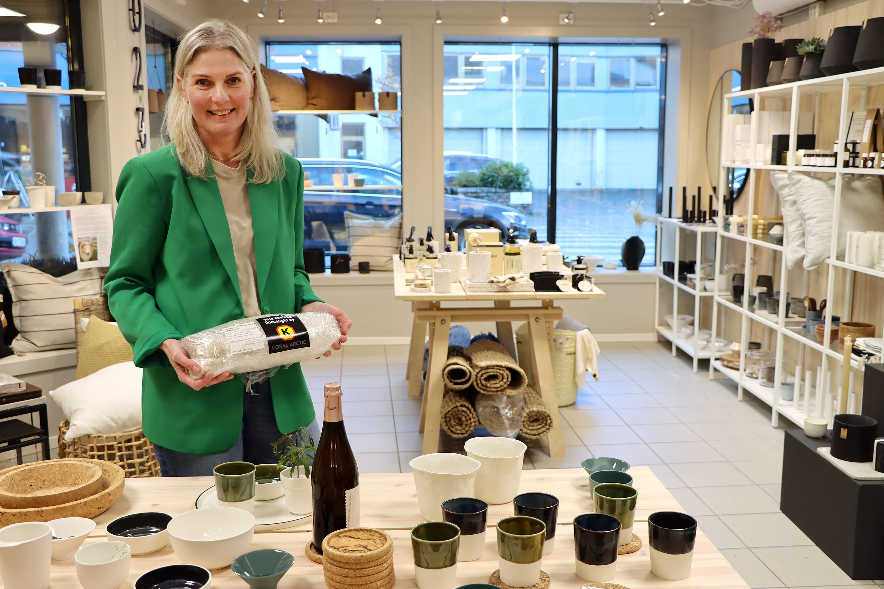 Sel fisk og porselen frå same butikk - smp.no