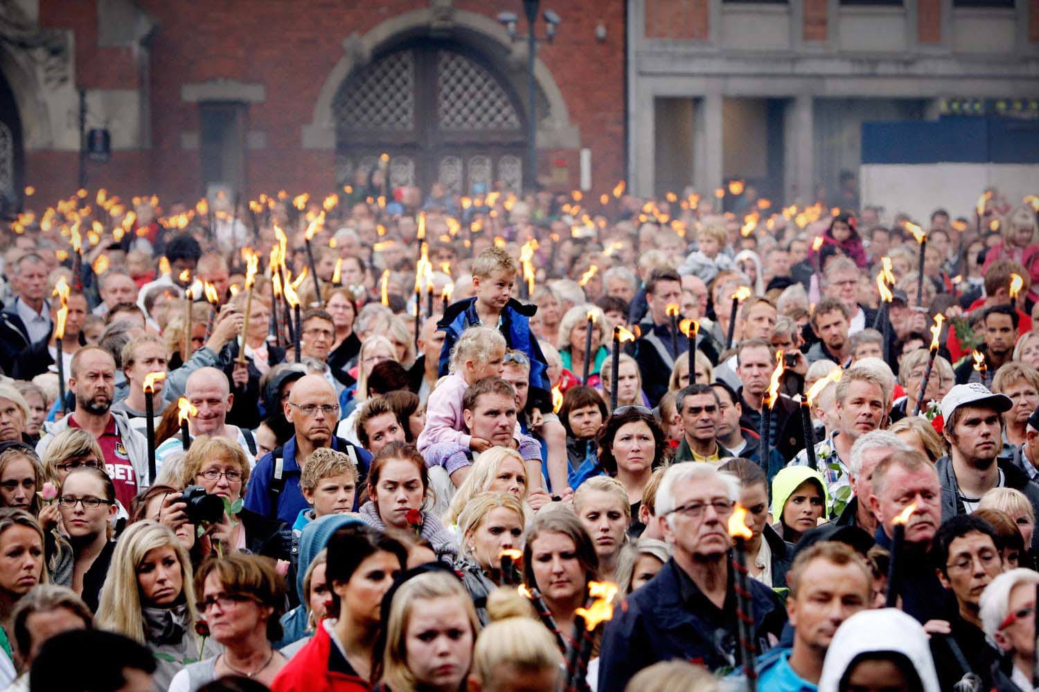 Her synger de "Barn av regnbuen" - fvn.no