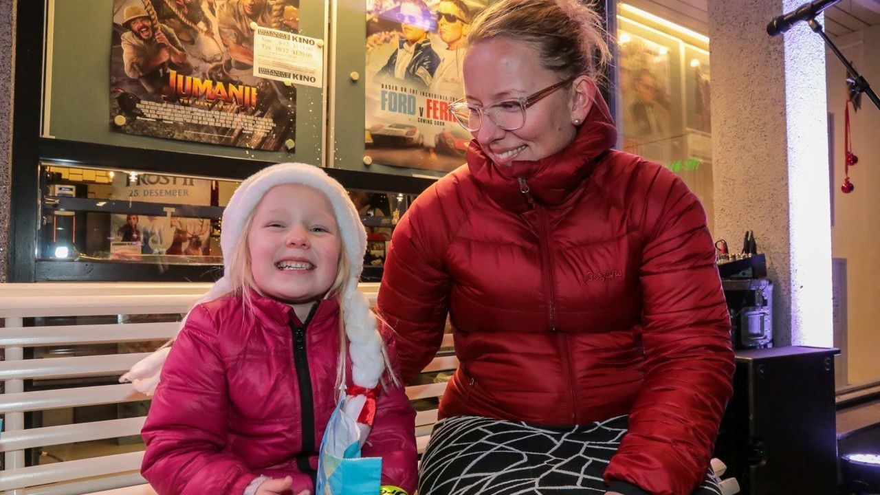 På julegateopning med jentungane: – Det var heilt magisk - porten.no