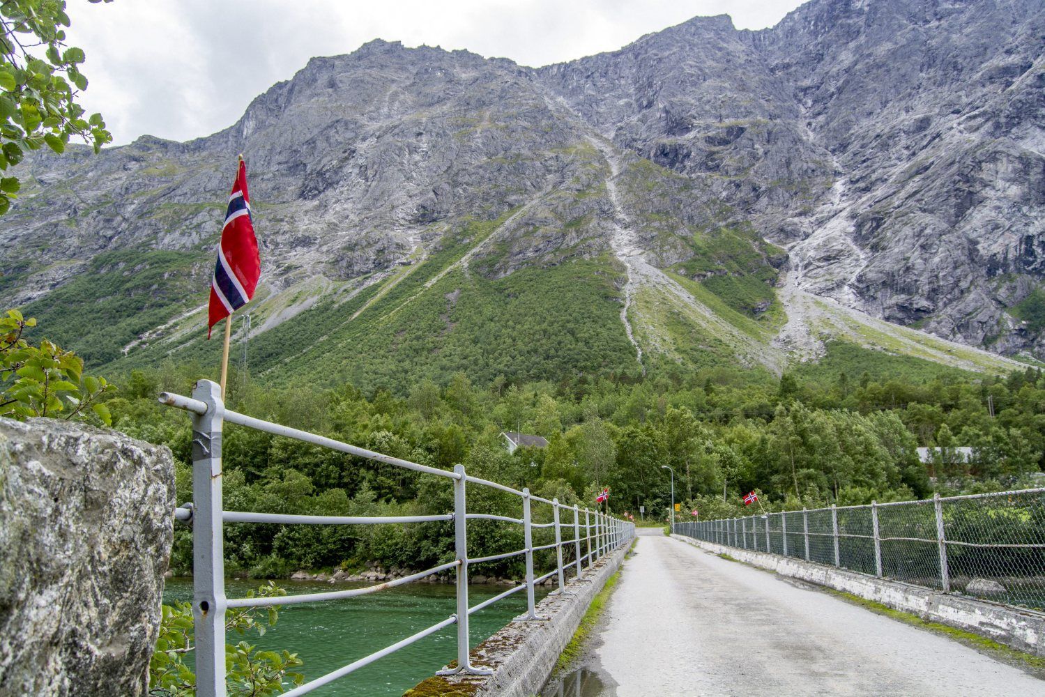 Da Kim Daniel og Julie giftet seg lørdag, var det med Veslemannen som ...