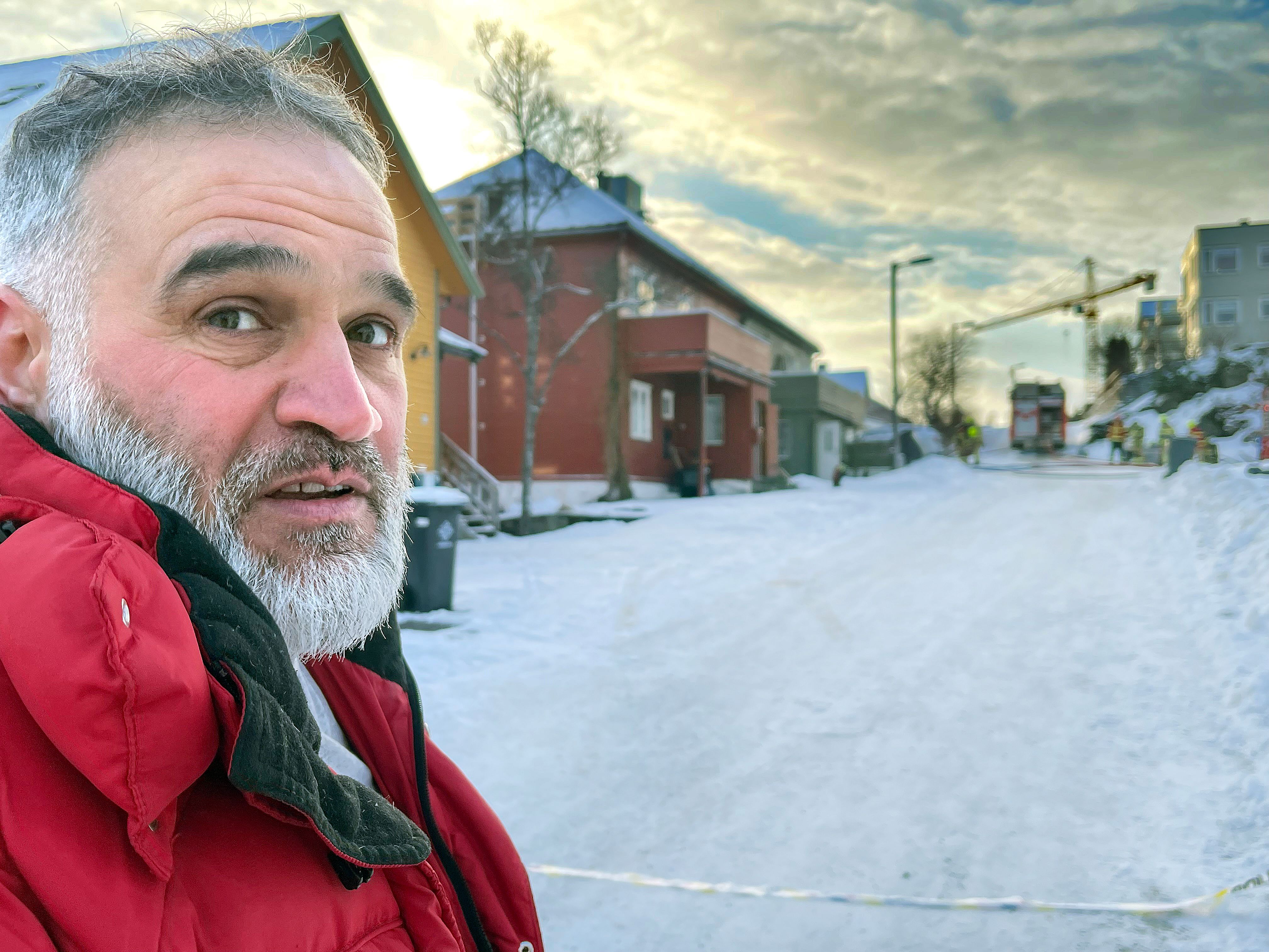 Franko hamret løs på vinduet med knyttnevene for å prøve å advare ...