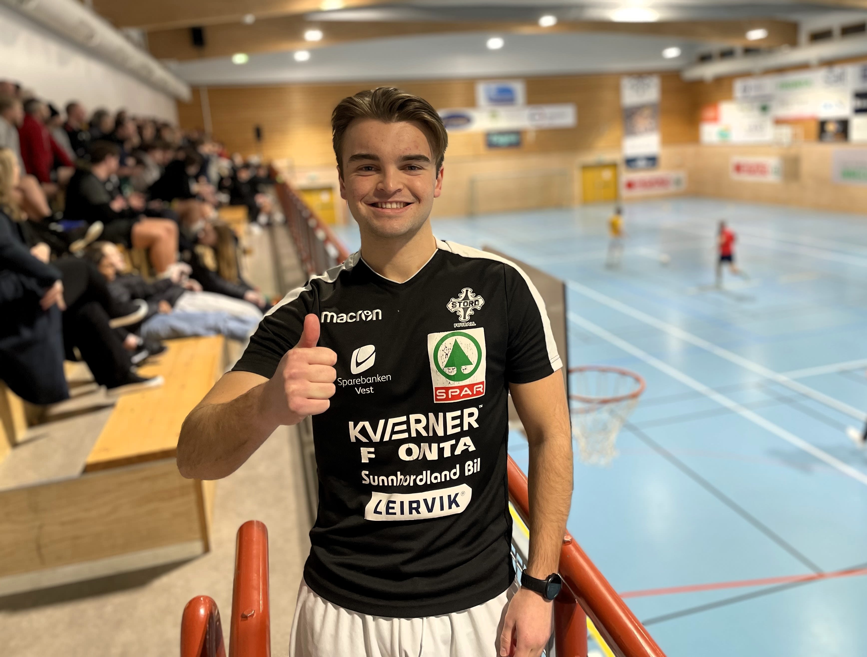 Trott-guten Svein (21) har forelska seg i fotballmiljøet på Fitjar ...