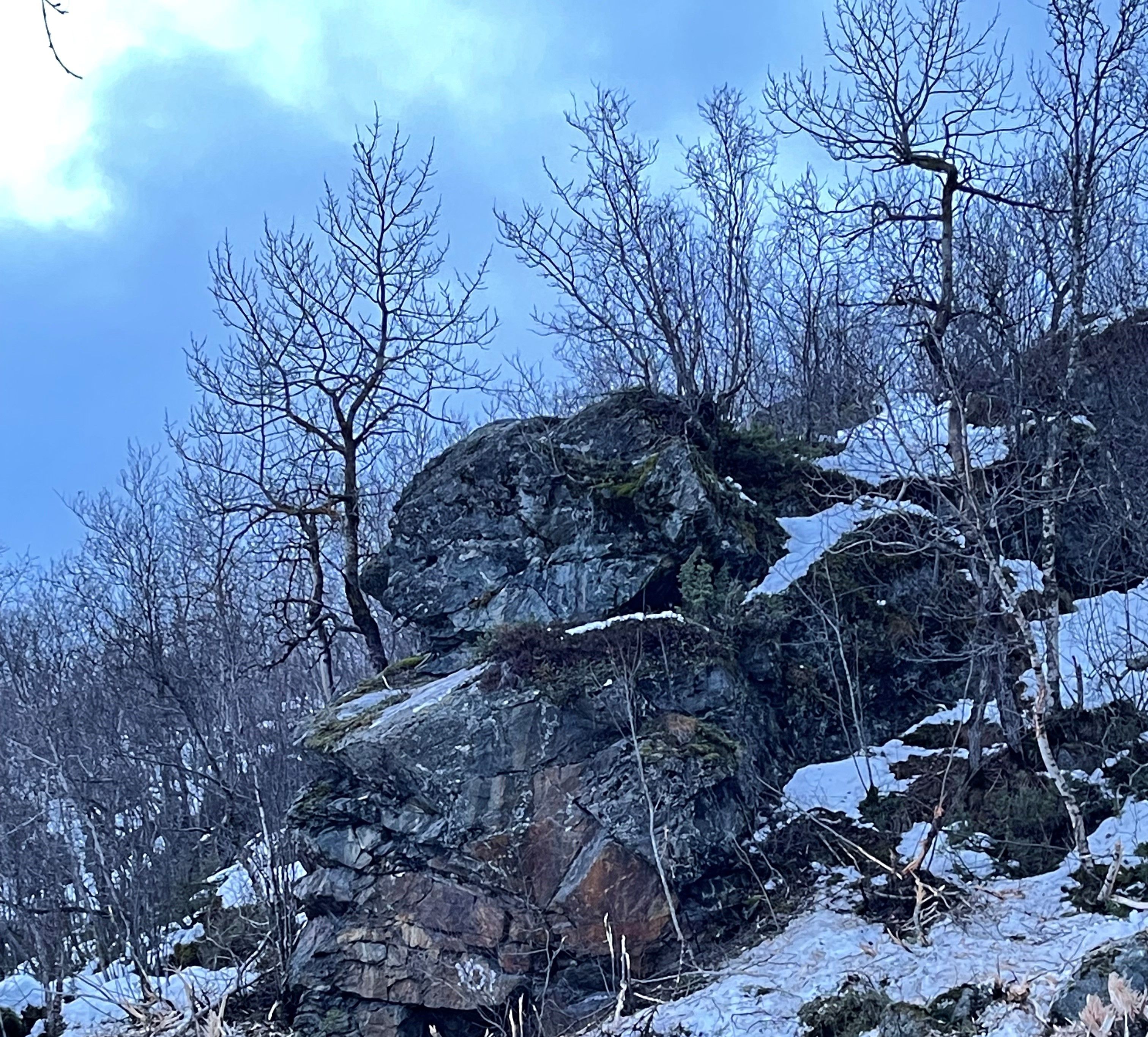 15 tonn kampestein på vippen: Nå skal den fjernes - ht.no